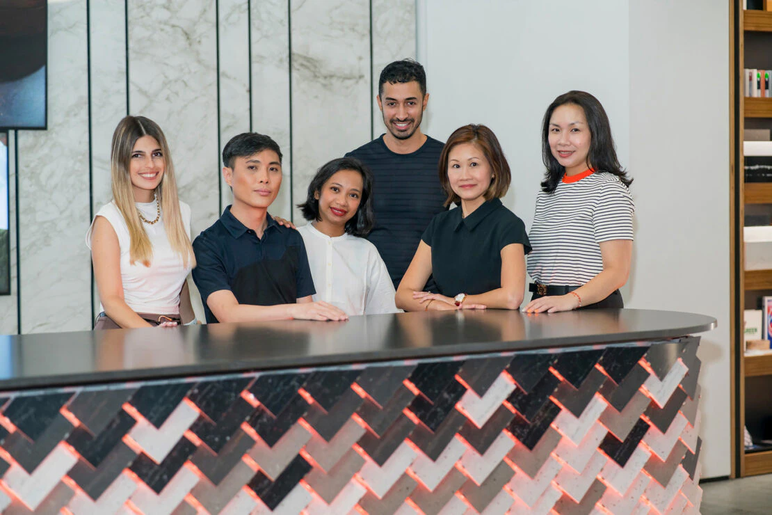 The spectacular three-meter bar created with Silestone Le Chic and ...