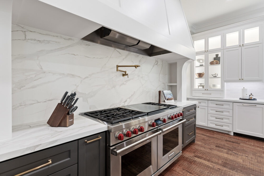 A bold and timeless kitchen for a family that loves to cook - Cosentino ...