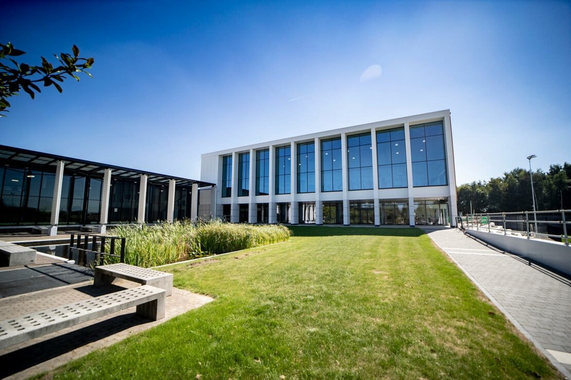 A Manchester school featuring carbon neutral surfaces by Cosentino ...