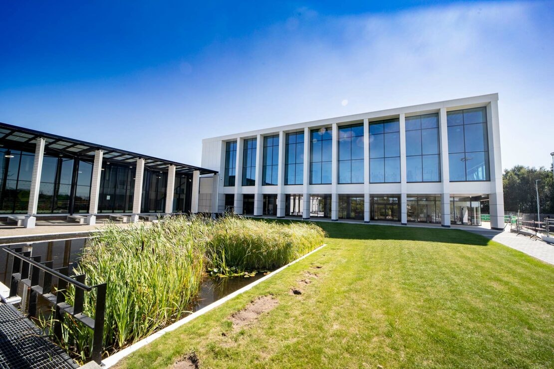 A Manchester school featuring carbon neutral surfaces by Cosentino ...
