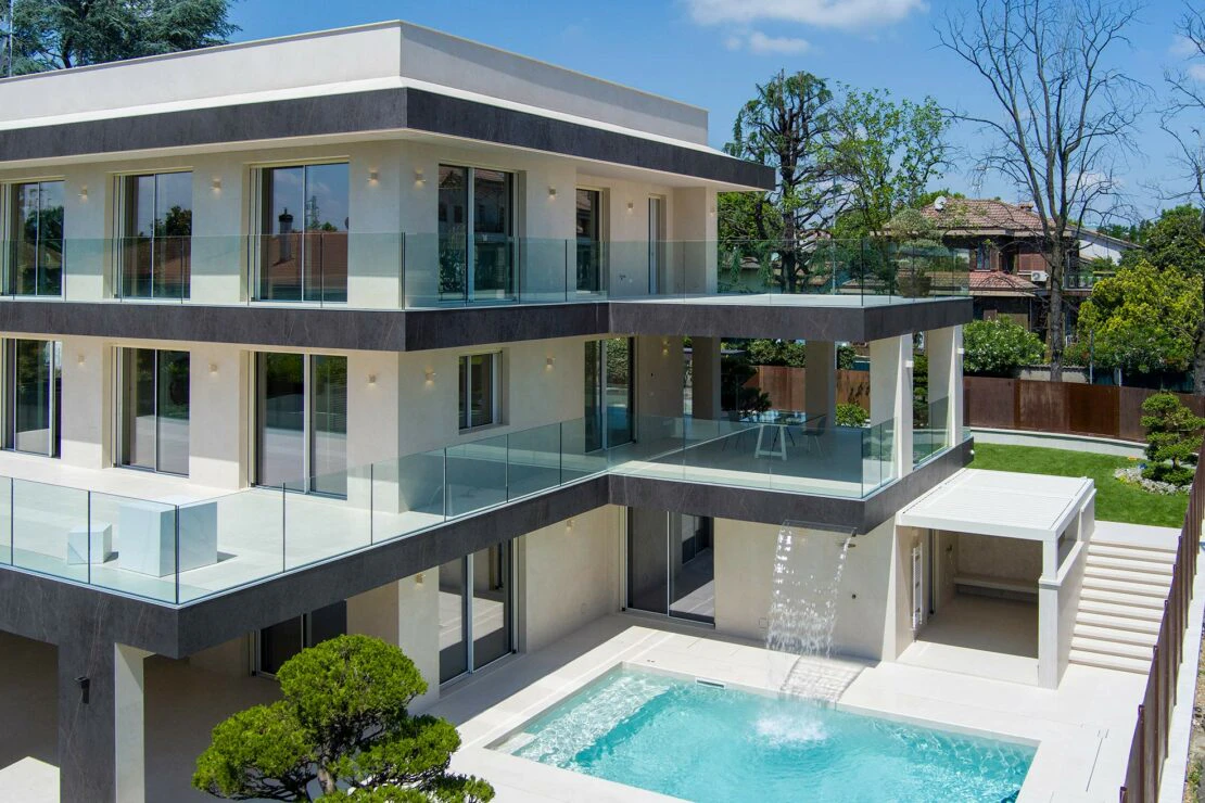 From the swimming pool and façade to the kitchen, every element of this ...