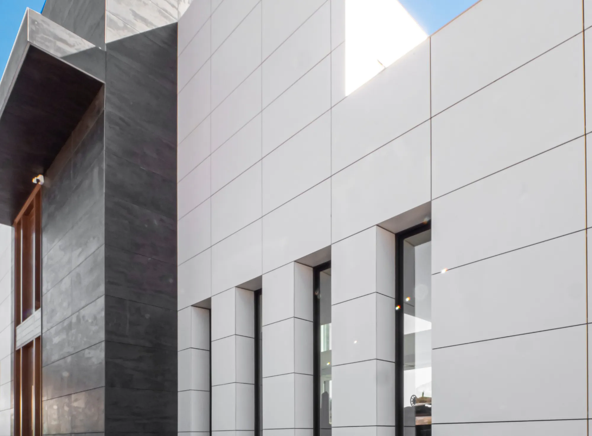 A play of volumes and geometry for a façade with lots of character ...