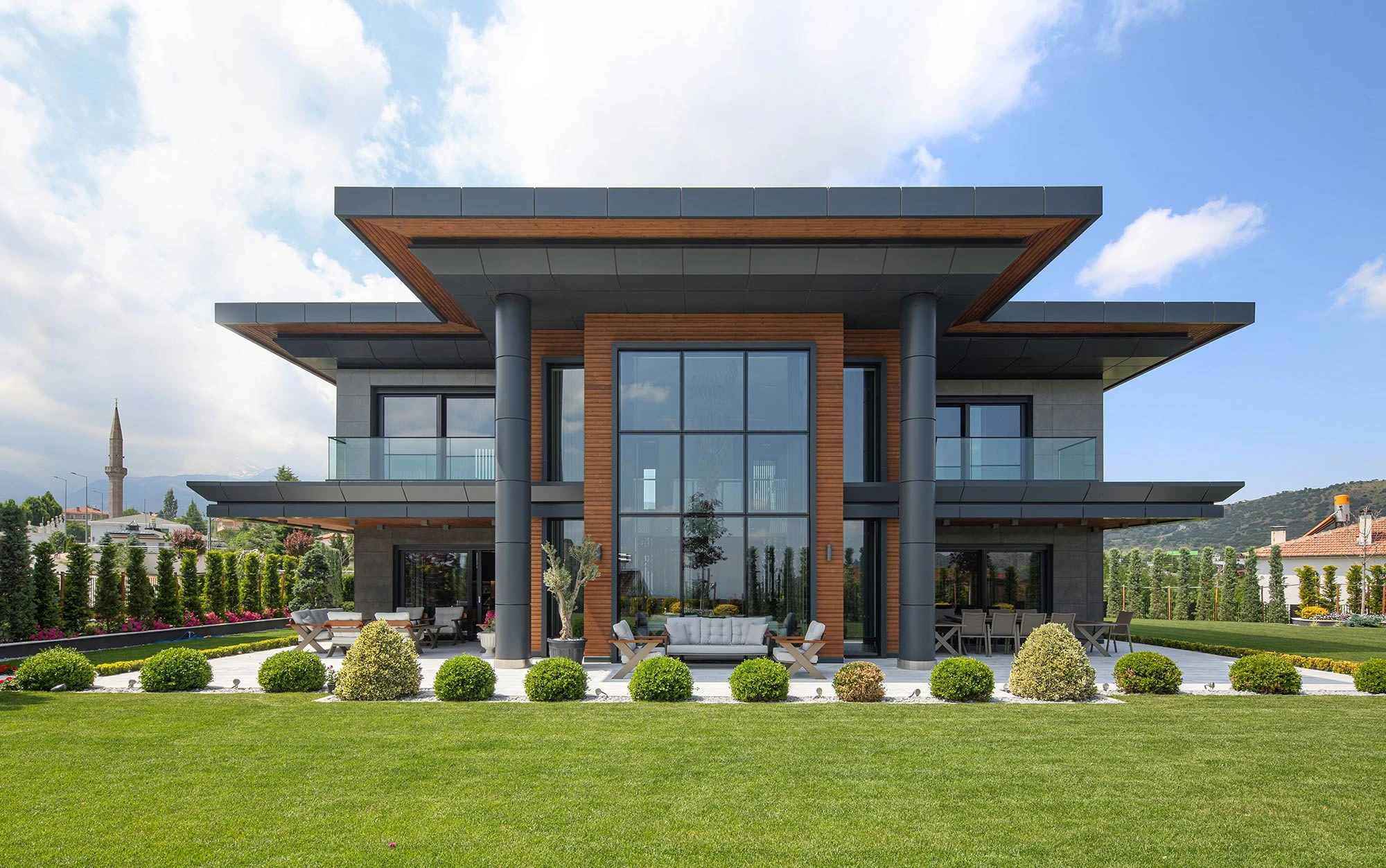 A design and sustainable villa featuring glass, wood, metal and Dekton ...