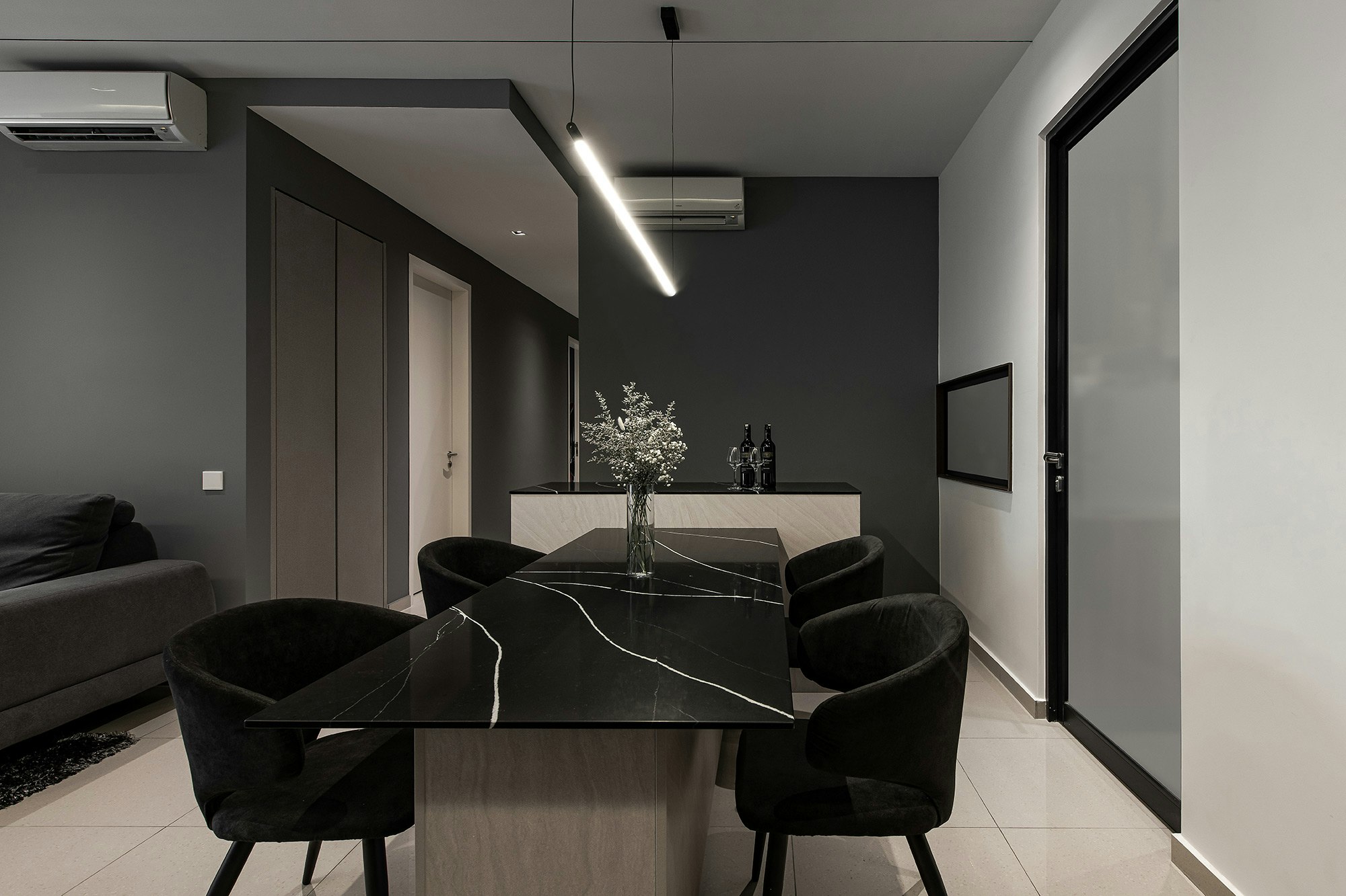 Silestone provides the perfect colour and thickness to an original wine ...