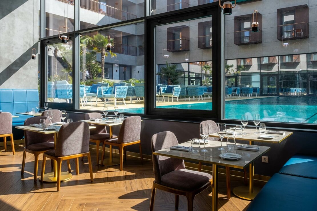 A business and leisure hotel that reflects the sea breeze through its ...