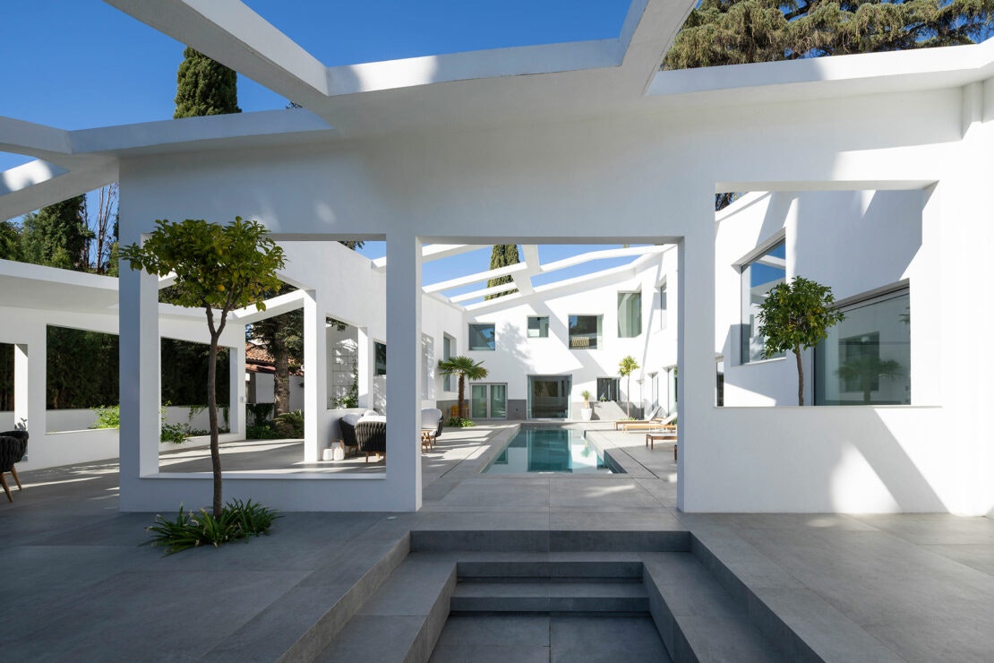 A house that redefines and modernises the traditional Granada ...