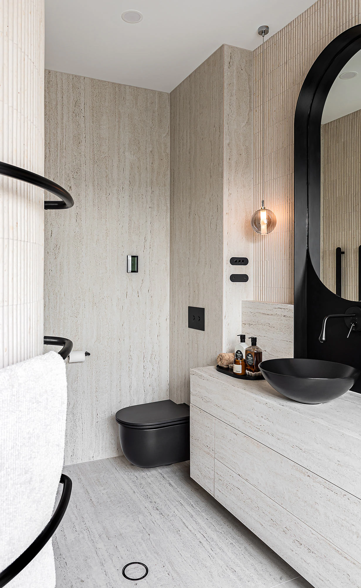 Natural light partners with Dekton Marmorio to create an enveloping ...