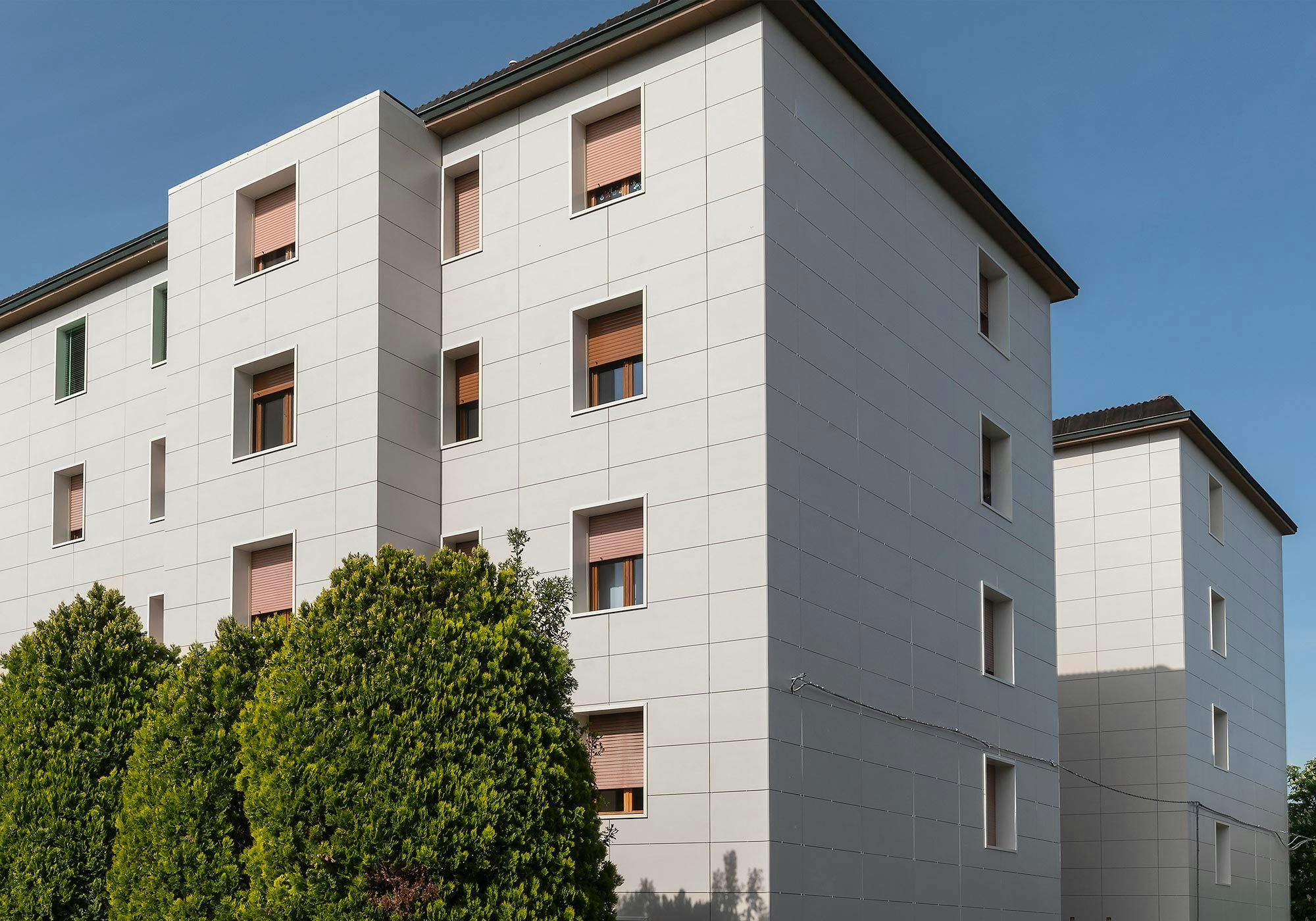 Dekton brings out the warmth of wood in this Extremadura home ...