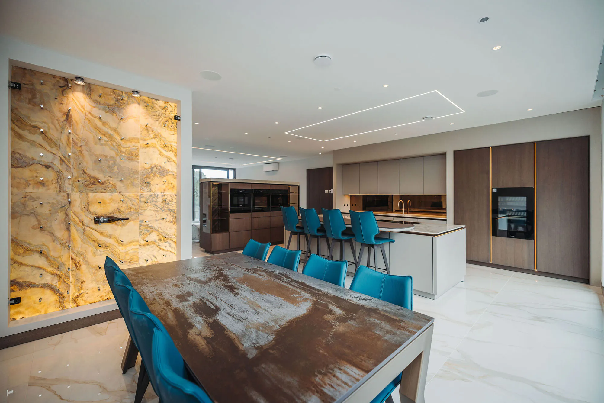 A living room / kitchen with modern and luxurious elegance thanks to ...