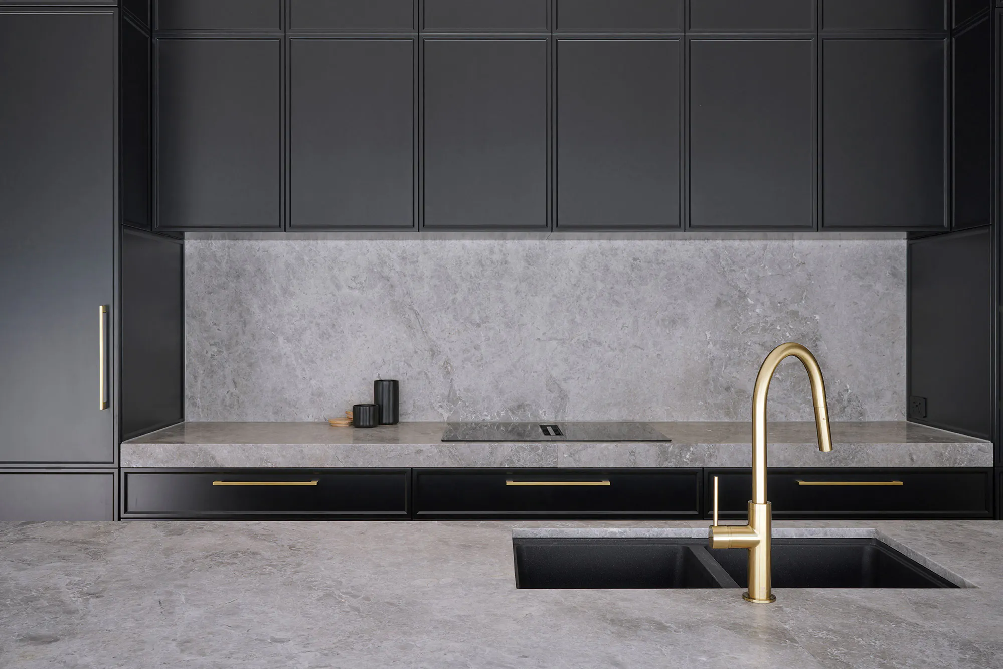A dialogue between the fireplace and the kitchens in this Australian ...