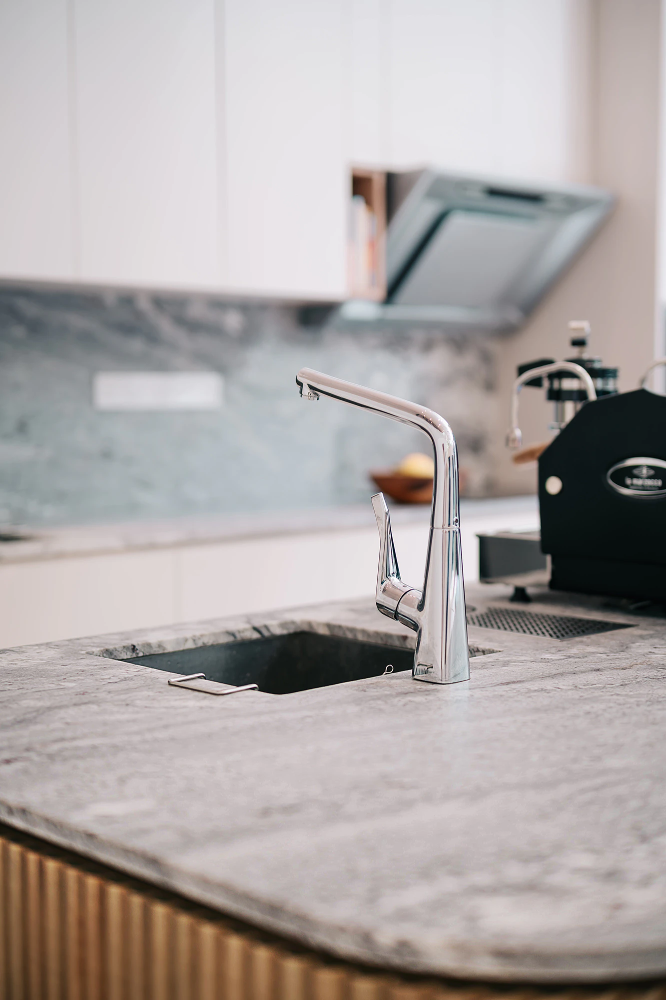 Flowing spaces and powerful finishes in this Malaysian kitchen ...