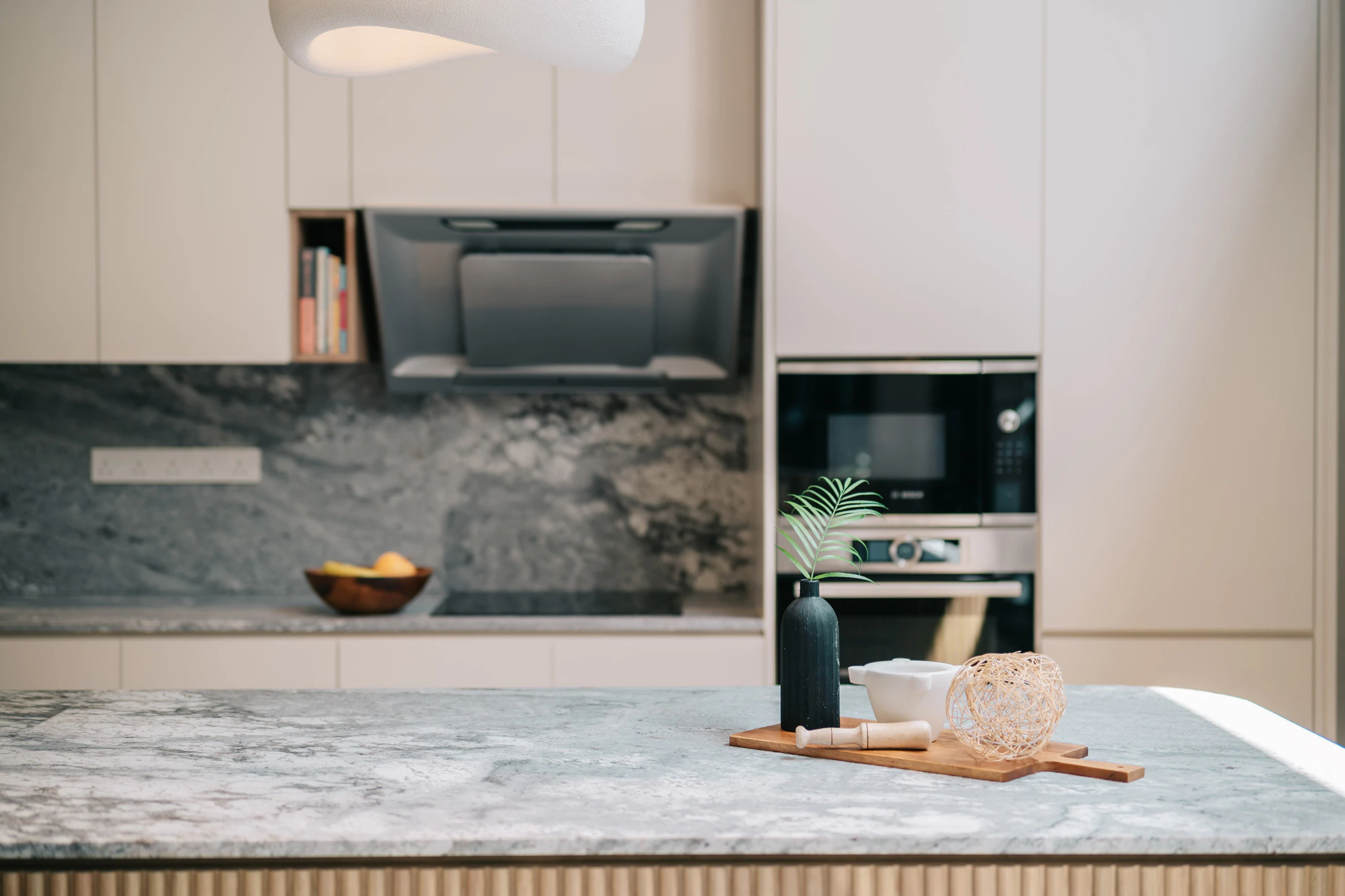 Flowing spaces and powerful finishes in this Malaysian kitchen ...