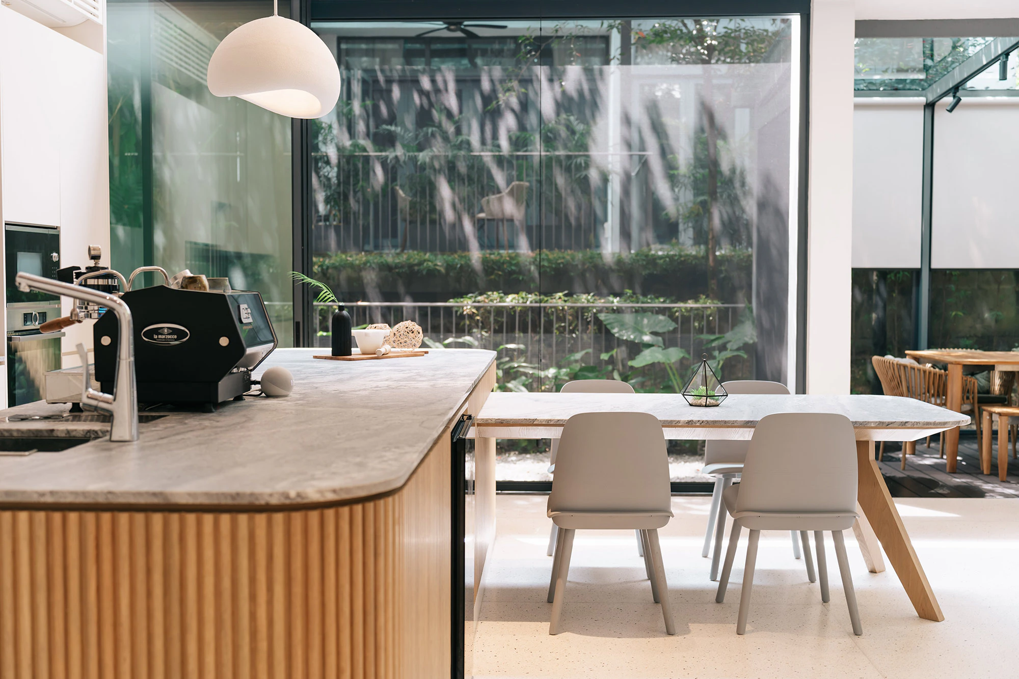 Flowing spaces and powerful finishes in this Malaysian kitchen ...