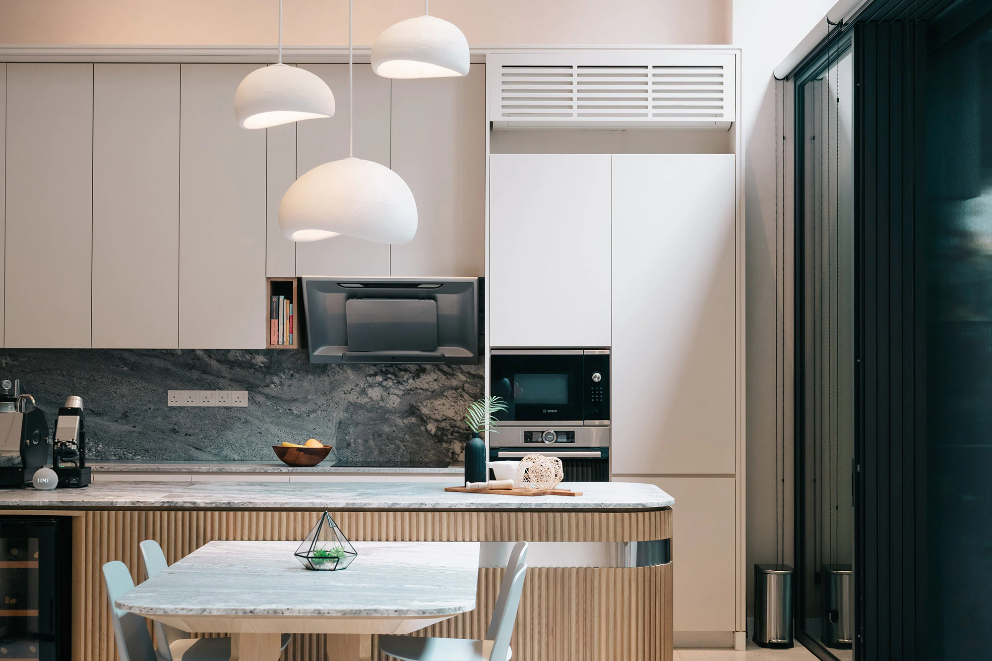 Flowing spaces and powerful finishes in this Malaysian kitchen ...