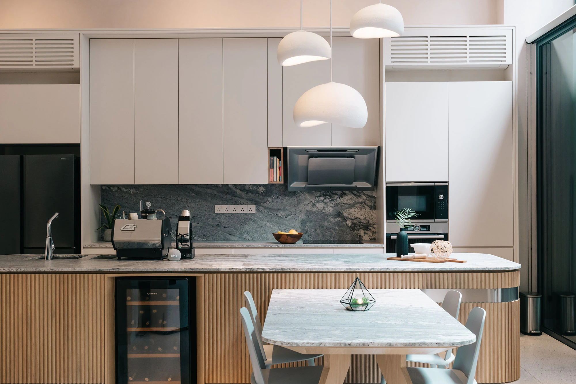 Flowing spaces and powerful finishes in this Malaysian kitchen ...