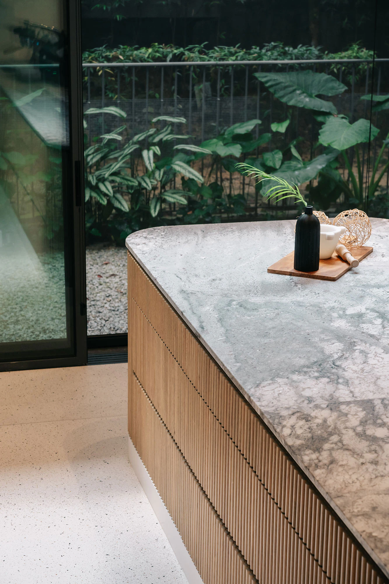 Flowing spaces and powerful finishes in this Malaysian kitchen ...