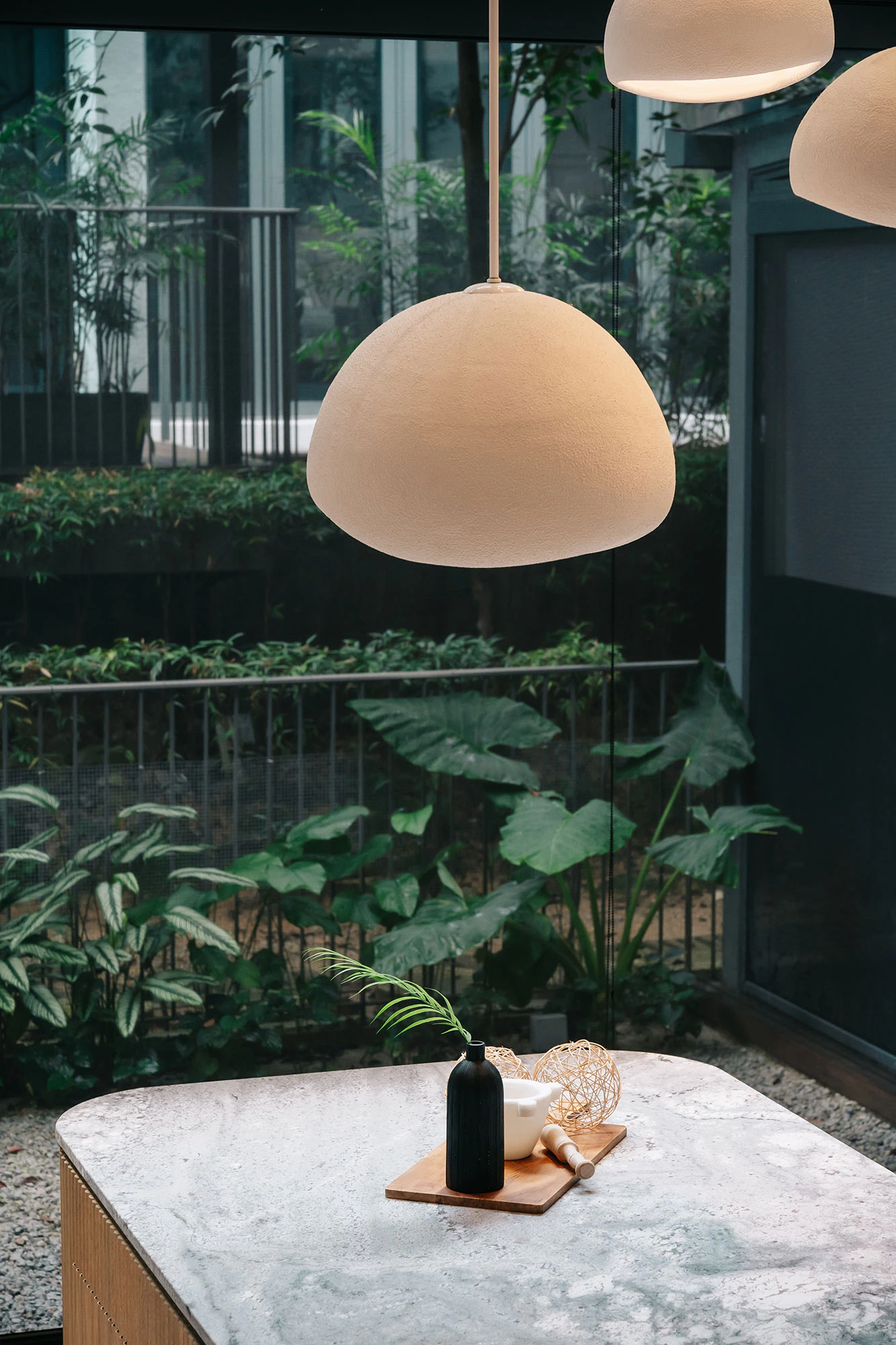 Flowing spaces and powerful finishes in this Malaysian kitchen ...