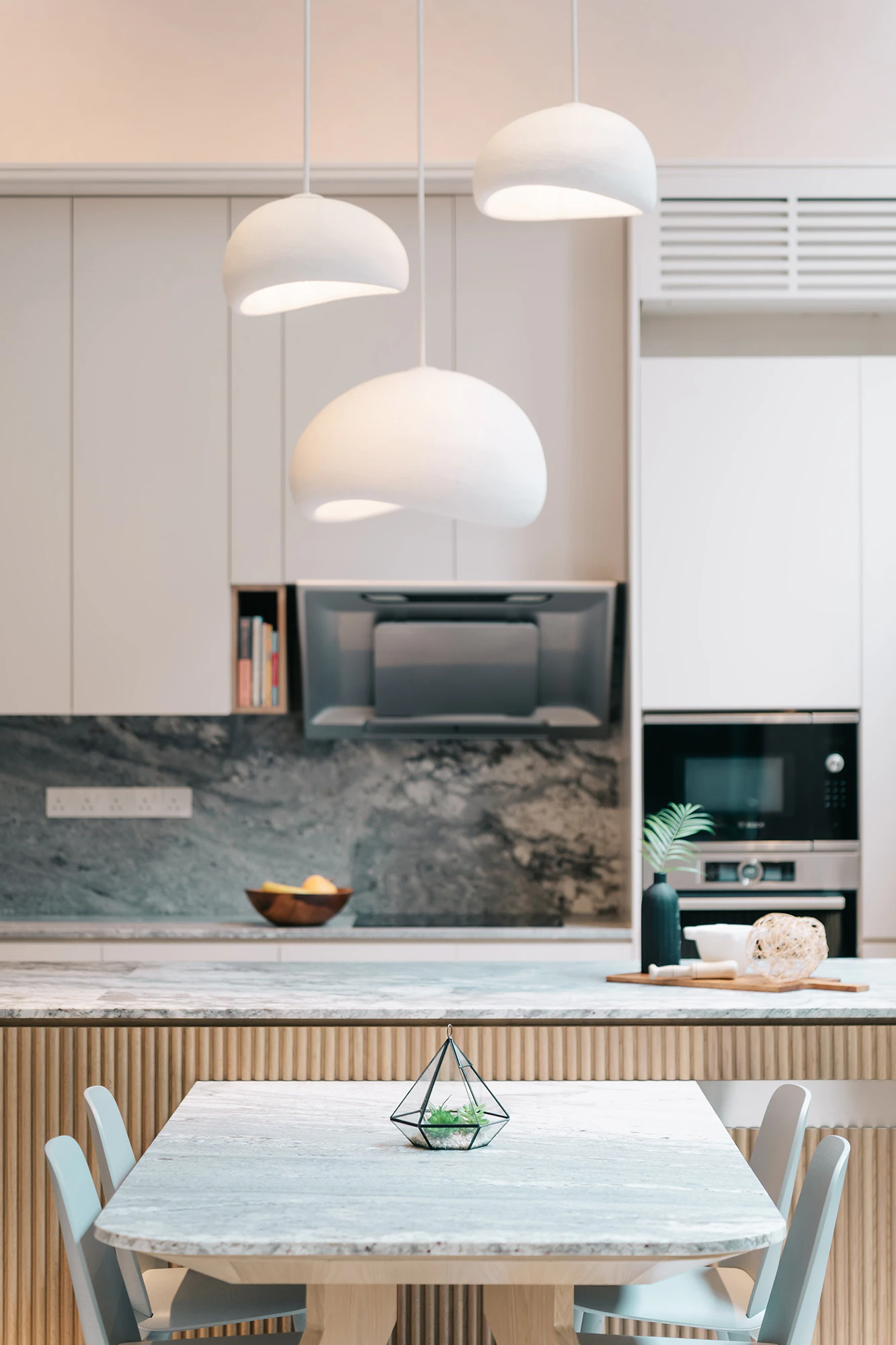 Flowing spaces and powerful finishes in this Malaysian kitchen ...