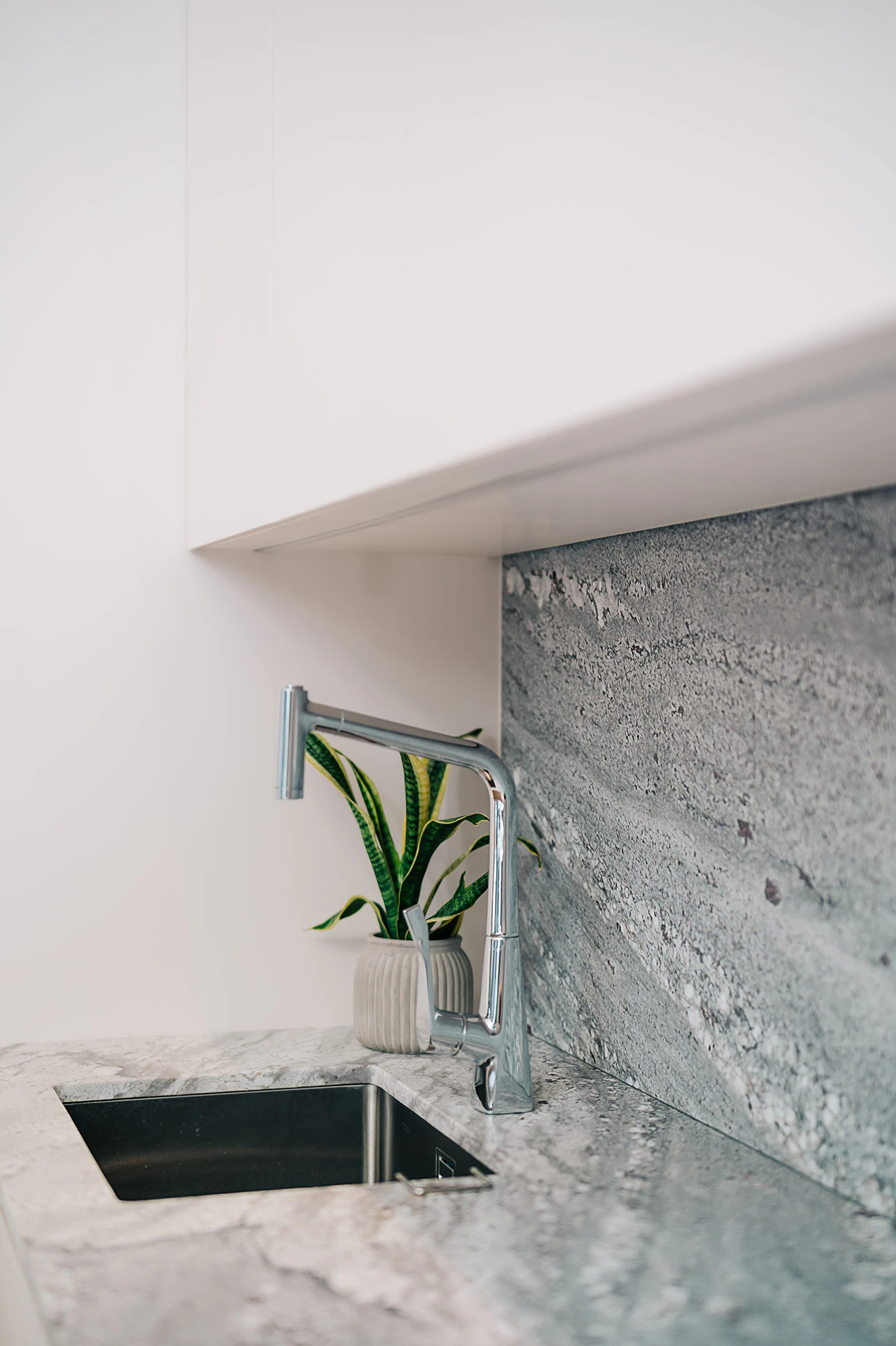 Flowing spaces and powerful finishes in this Malaysian kitchen ...