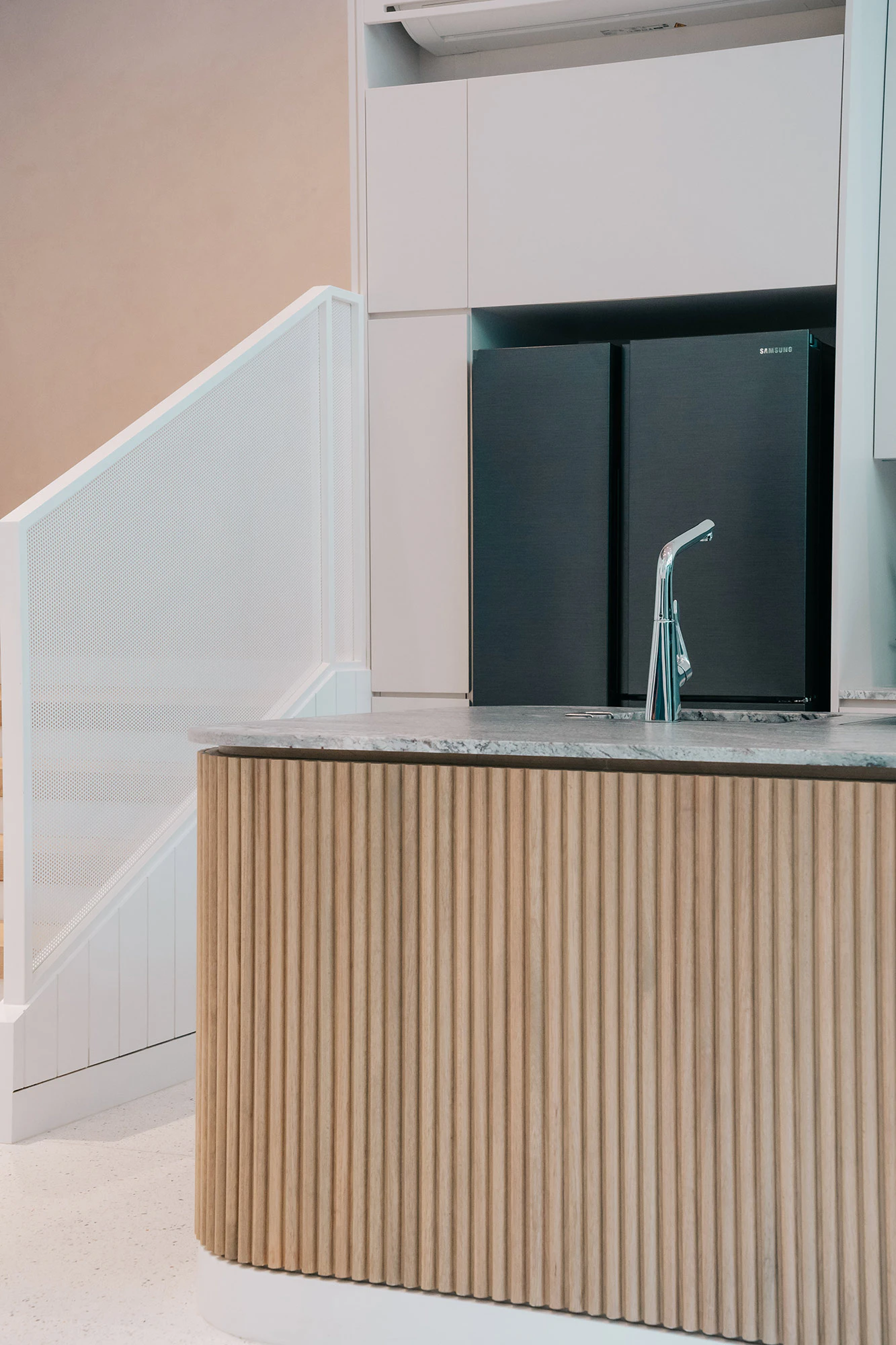 Flowing spaces and powerful finishes in this Malaysian kitchen ...