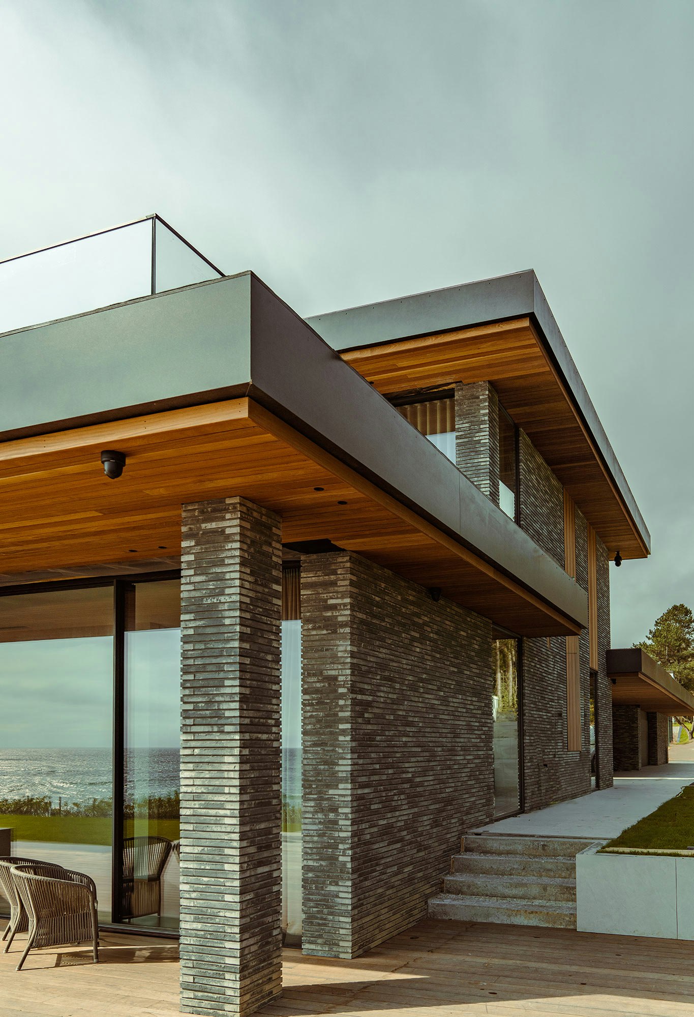 This luxury beachfront villa uses Dekton for a durable and trendy ...