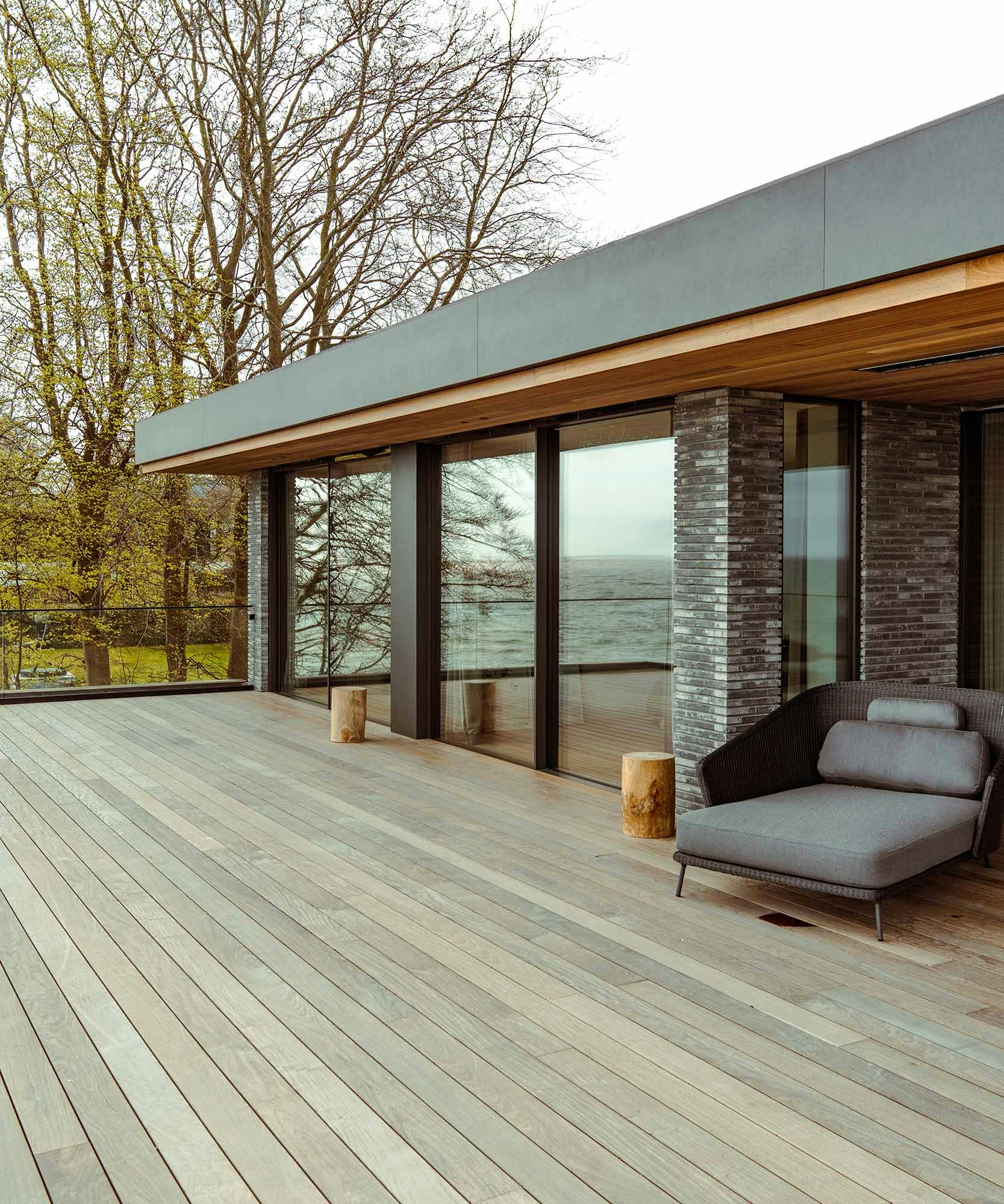 This luxury beachfront villa uses Dekton for a durable and trendy ...