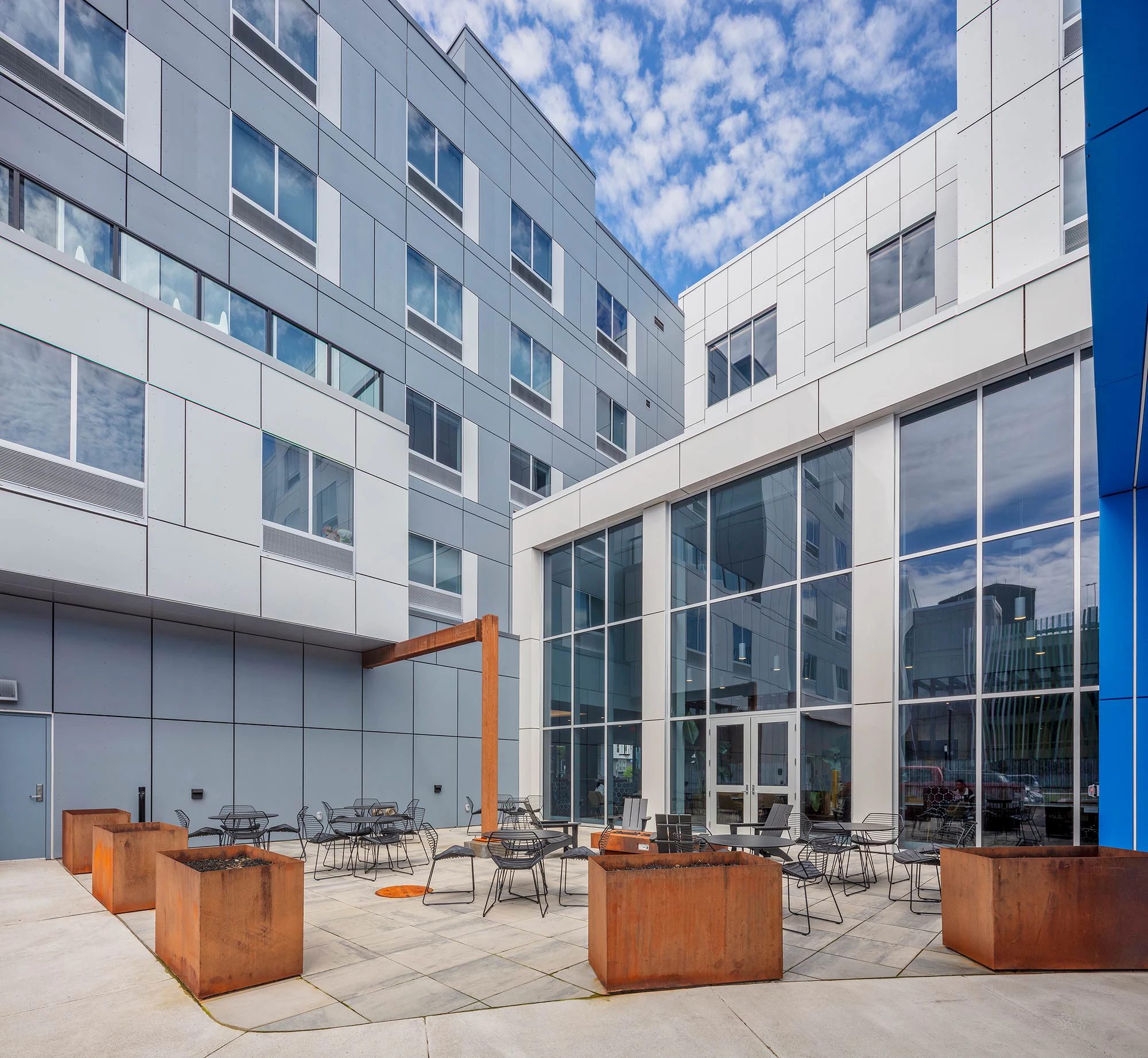 Hampton Inn in Rochester stands out with a Dekton facade - Cosentino USA