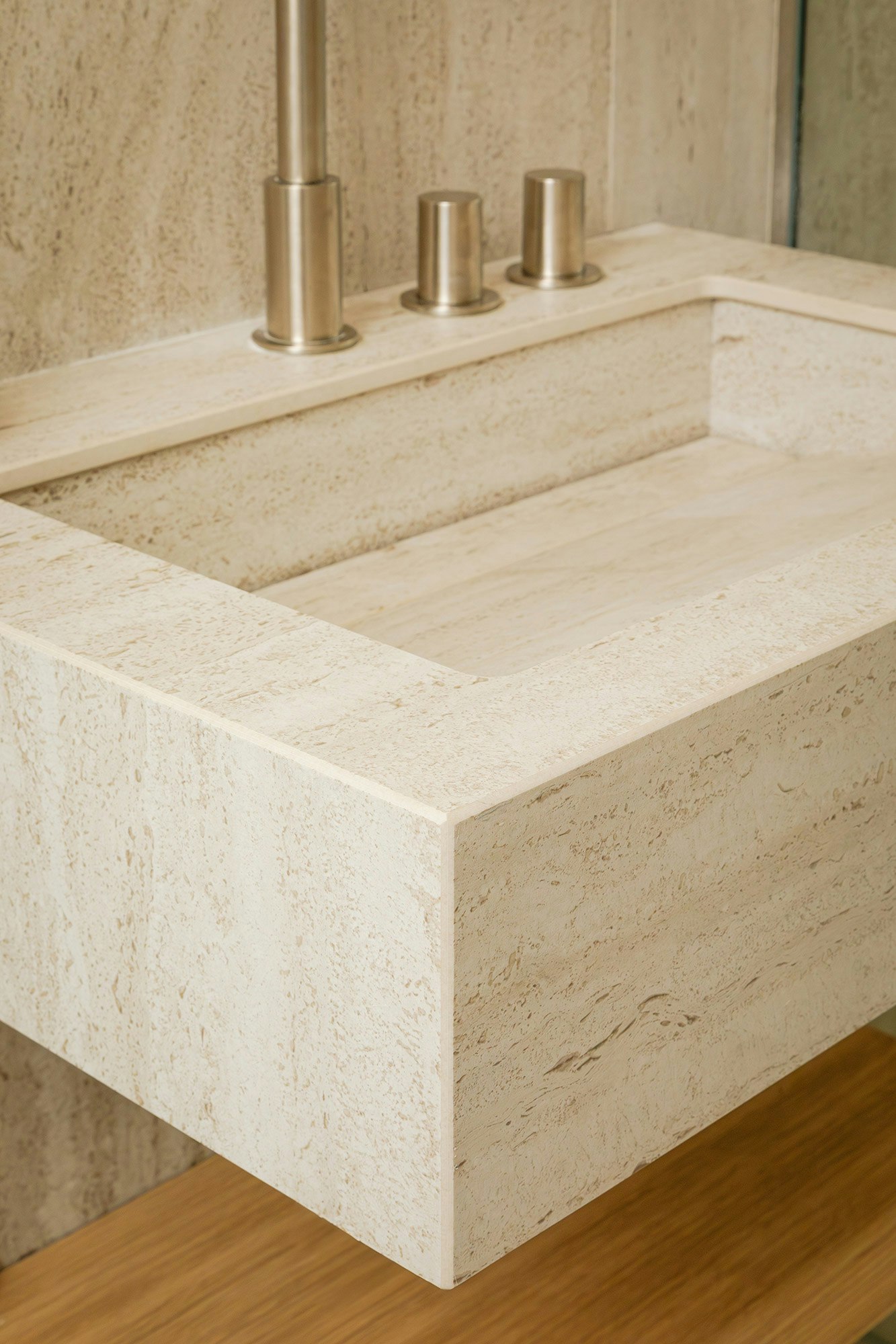 Four bathrooms with a ‘total look’ in Dekton Marmorio, increasing the ...