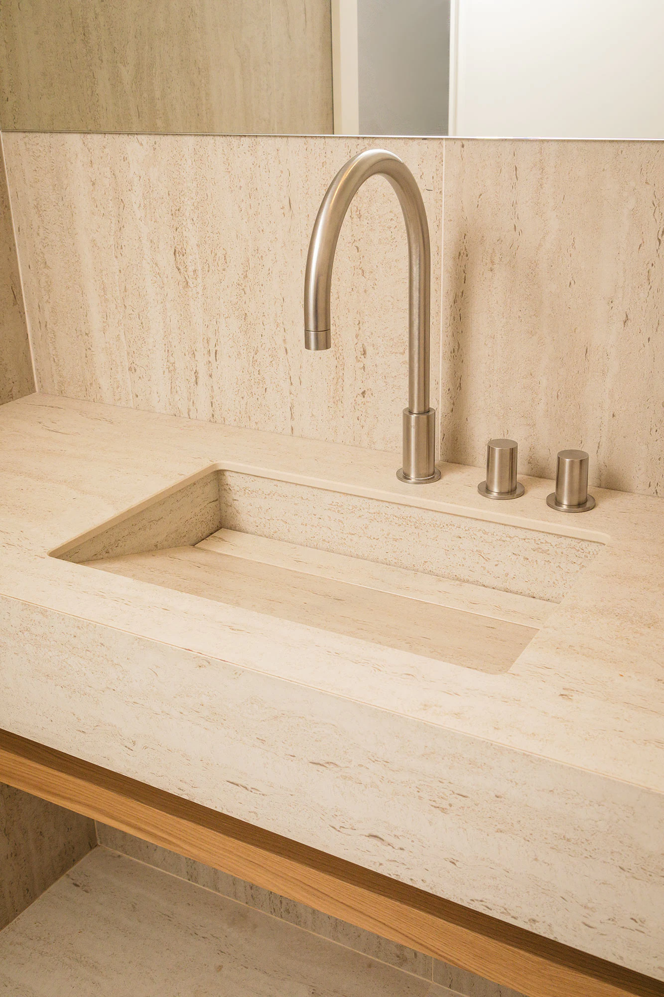 Four bathrooms with a ‘total look’ in Dekton Marmorio, increasing the ...