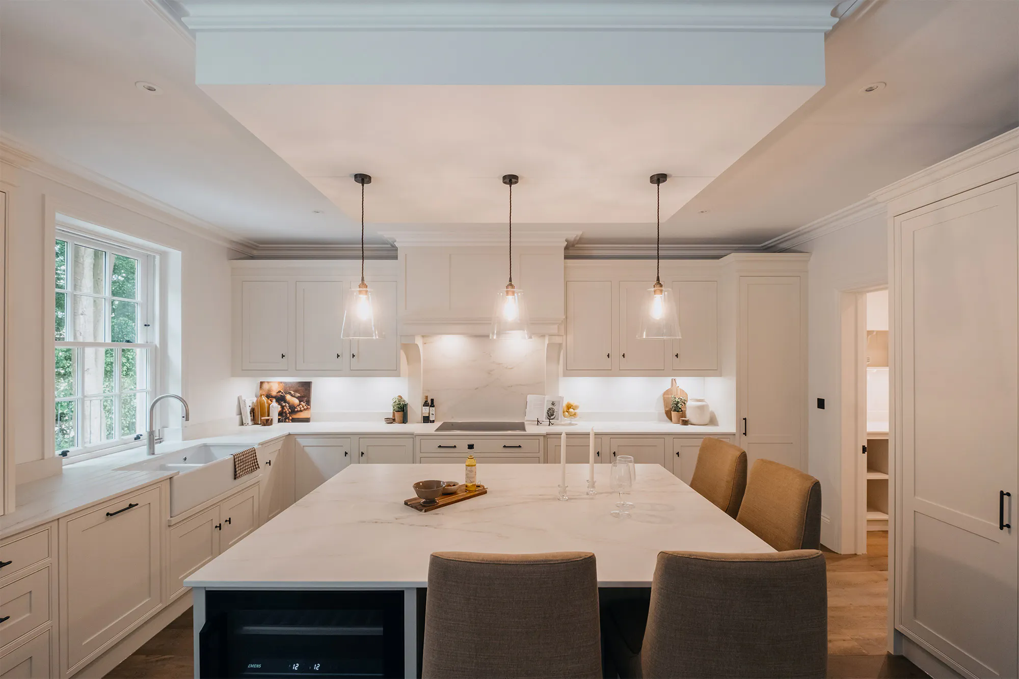Flowing spaces and powerful finishes in this Malaysian kitchen ...