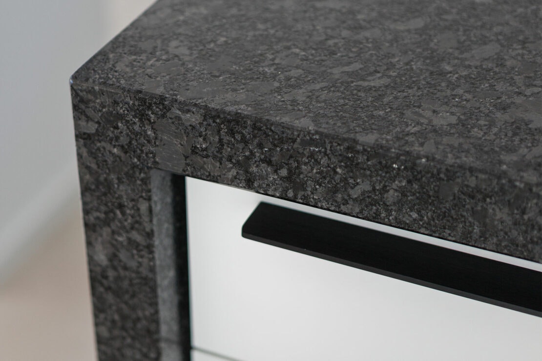 The shine of Sensa is perfect for this renovated kitchen in Vigo ...