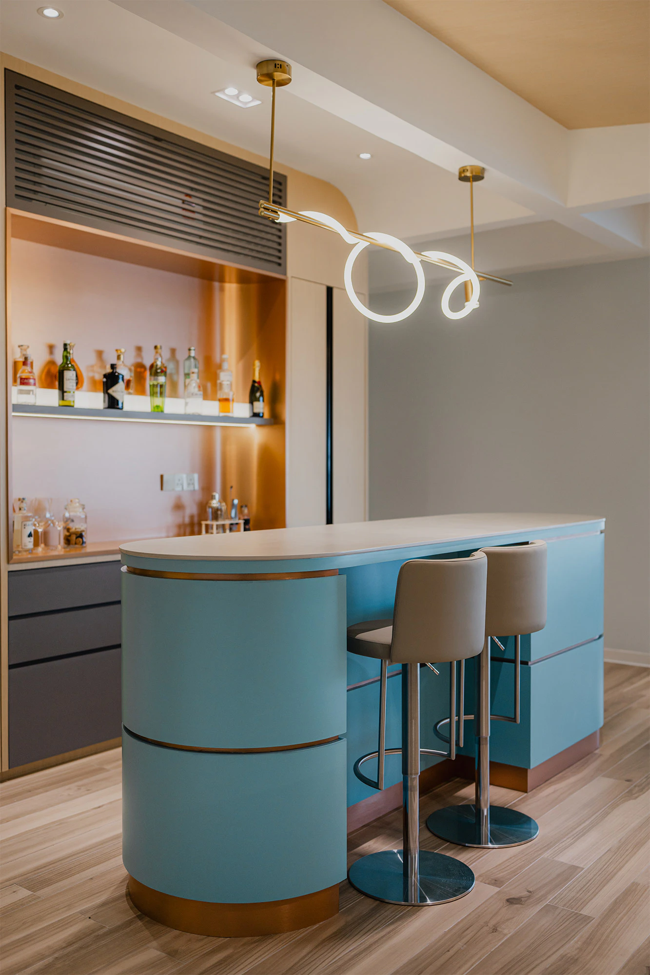 A kitchen island in Dekton Trance is the star of a sophisticated ...