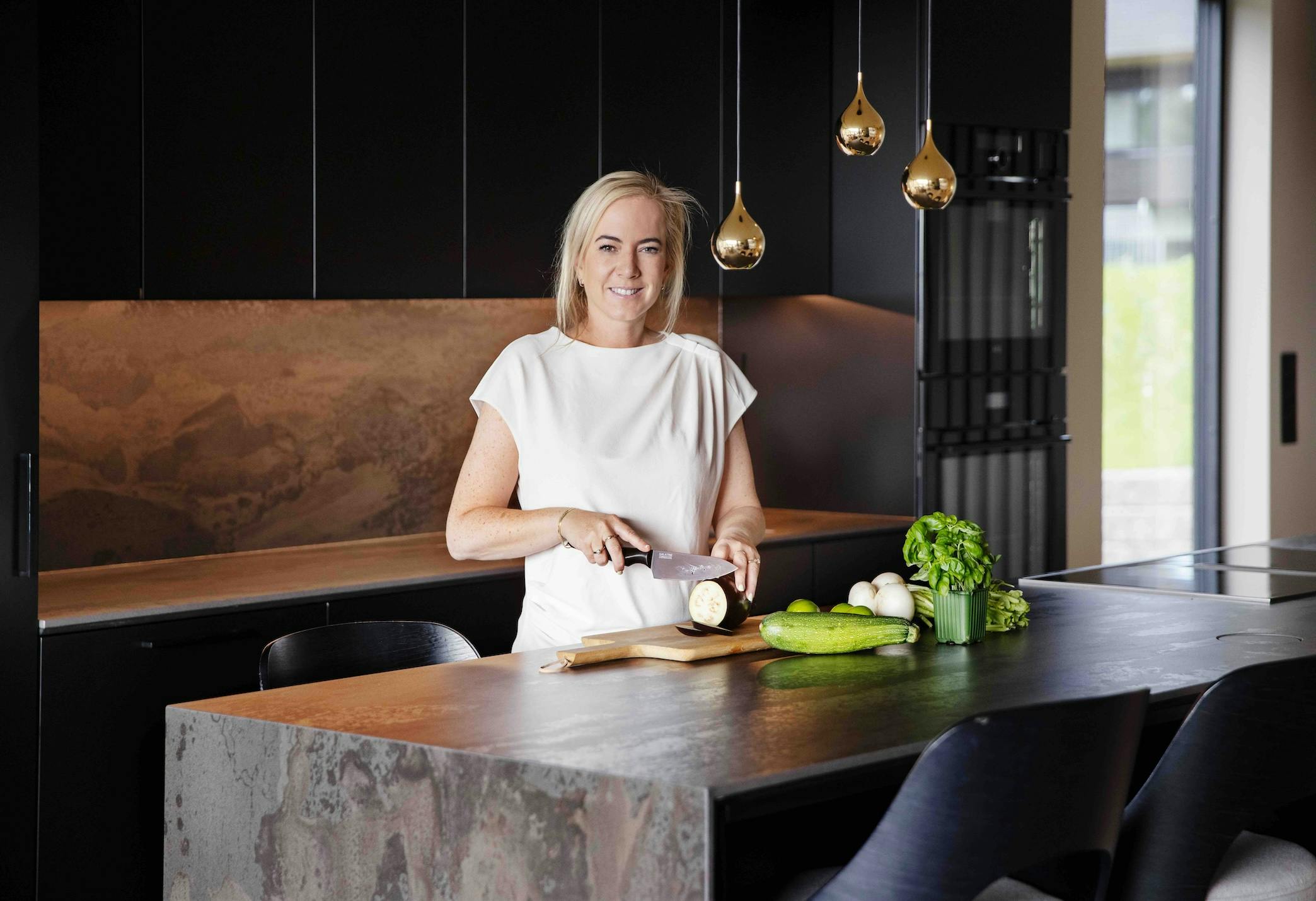 Dekton brings out the warmth of wood in this Extremadura home ...