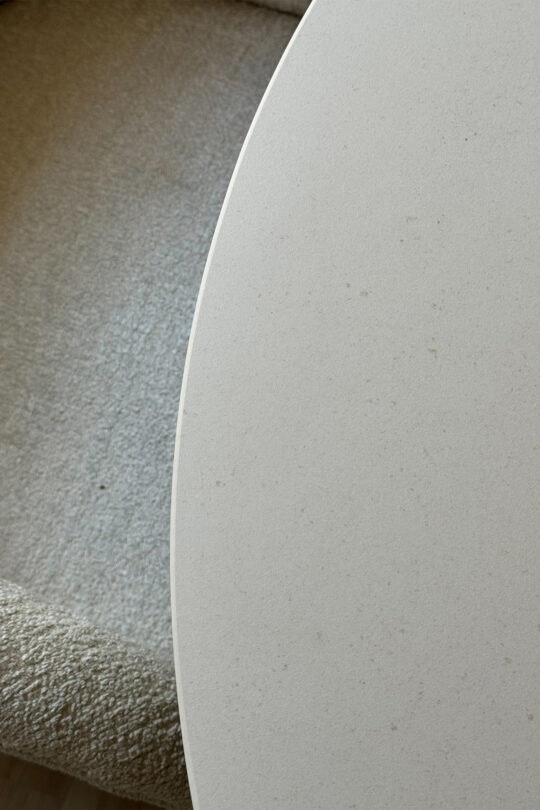 Rasmus Malling’s dining table: a design that enhances the space ...