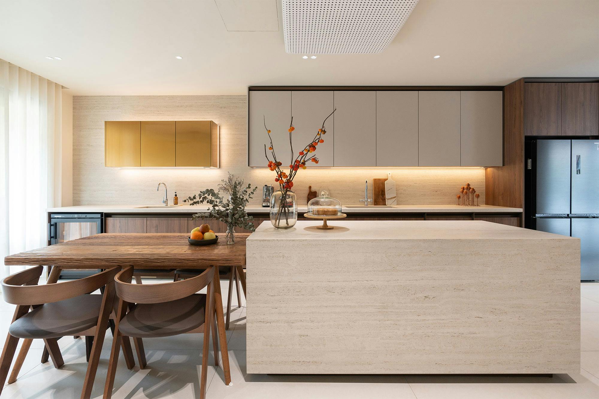 Flowing spaces and powerful finishes in this Malaysian kitchen ...