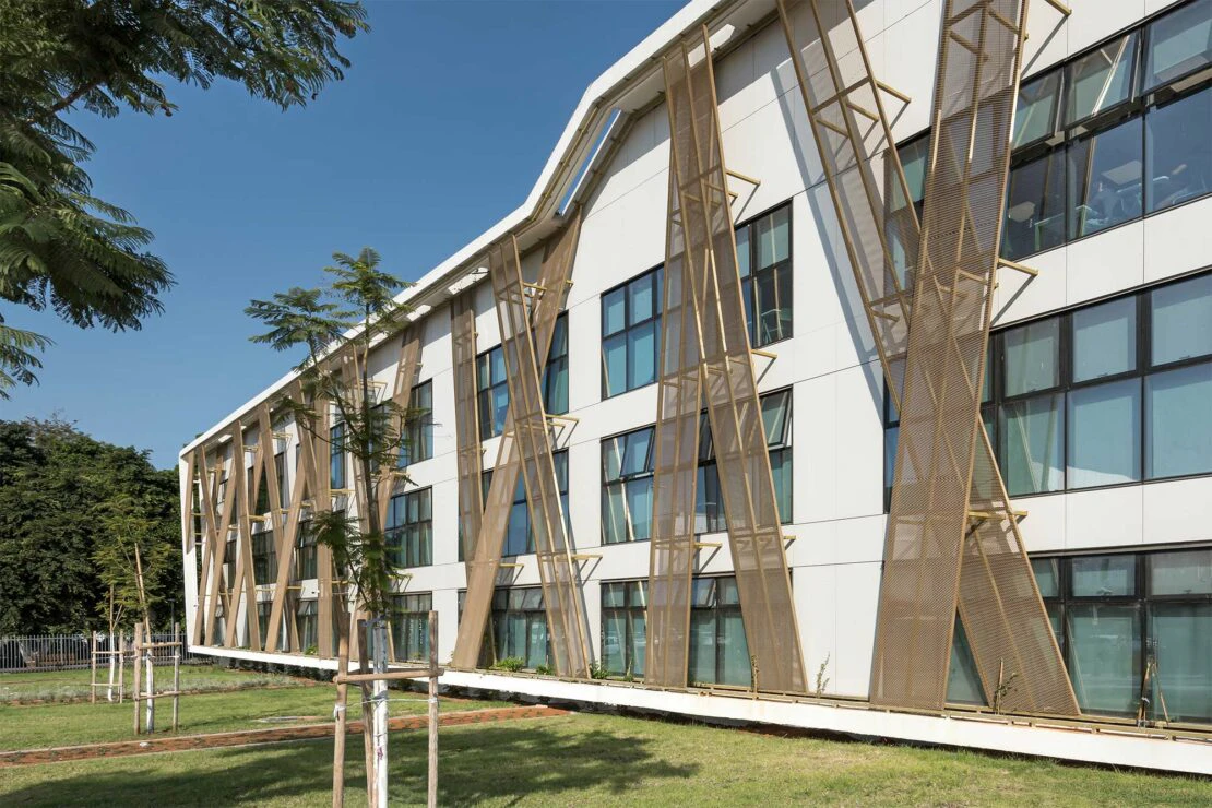 The Herzliya Science Campus shines with the white of Dekton Moone ...
