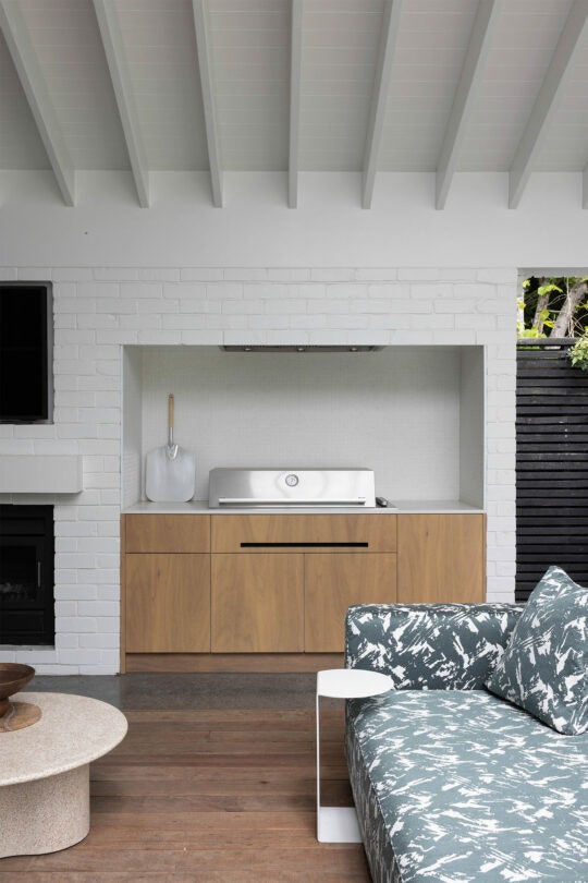 An outdoor kitchen connected with nature and architecture thanks to ...