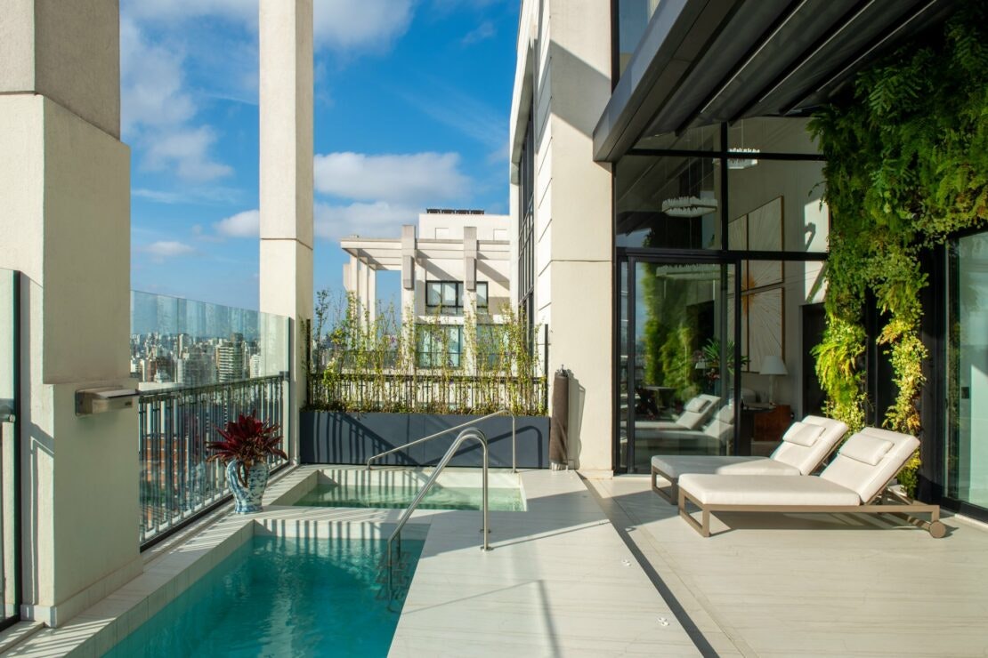 The Triplex Wabi-sabi project by Fábio Morozini transforms 600 m2 with versatile and elegant ...