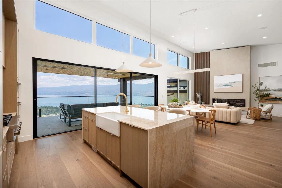 A house open to the landscape where Dekton and Silestone define ...