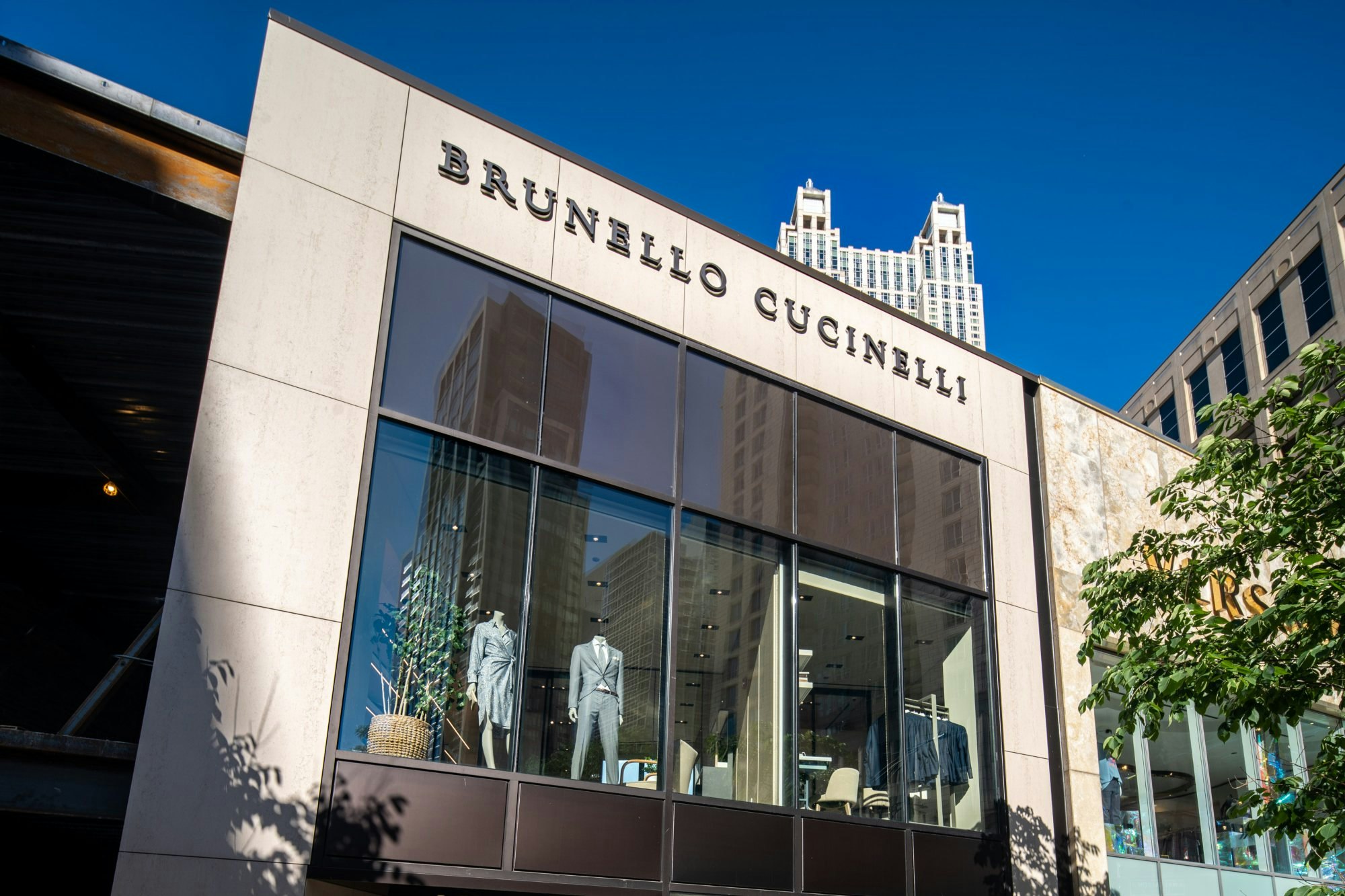 A luxurious facade for the Burnello Cucinelli flagship store in Chicago ...