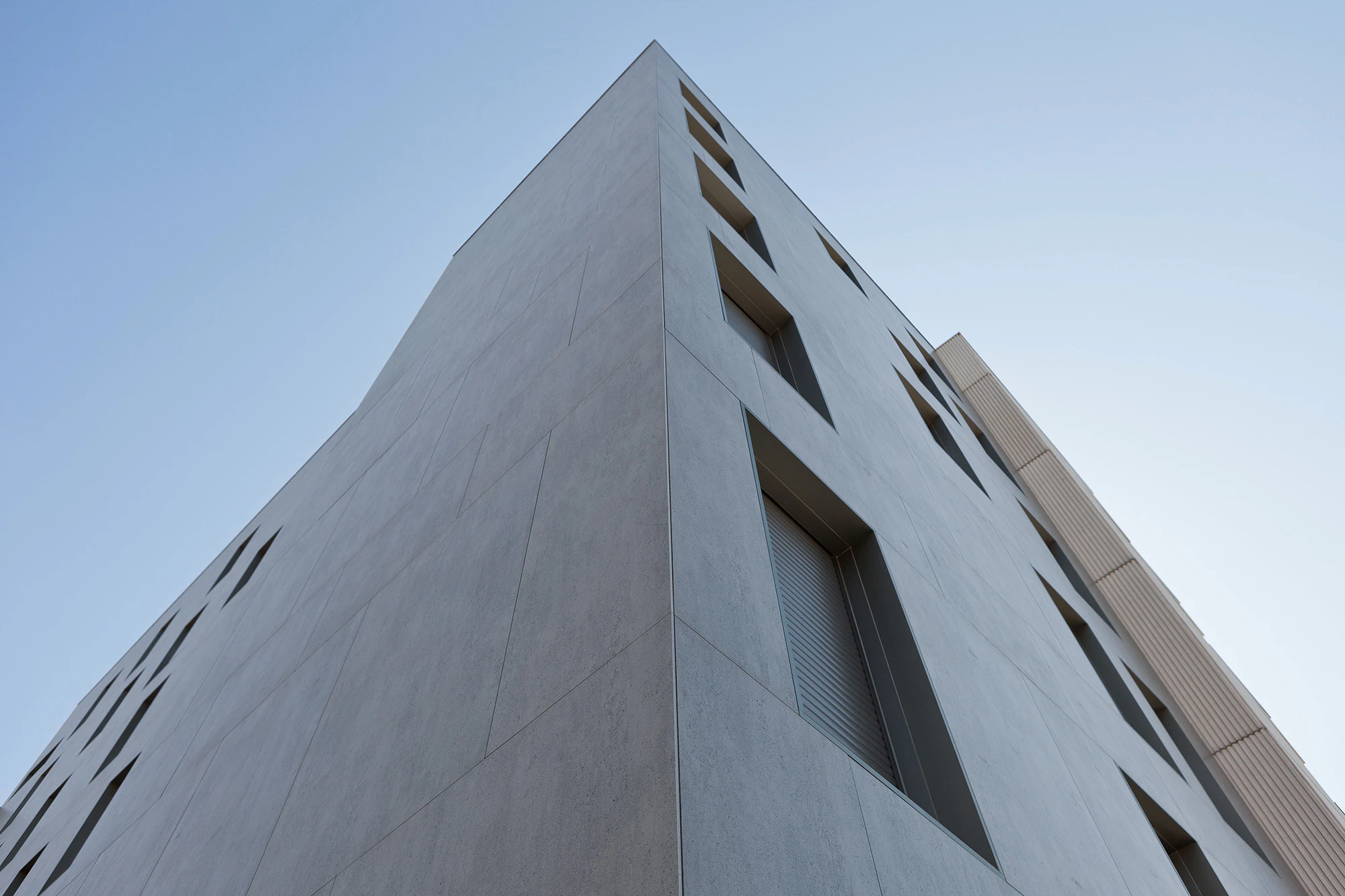 A façade that masterfully combines concrete, steel and Dekton - Cosentino