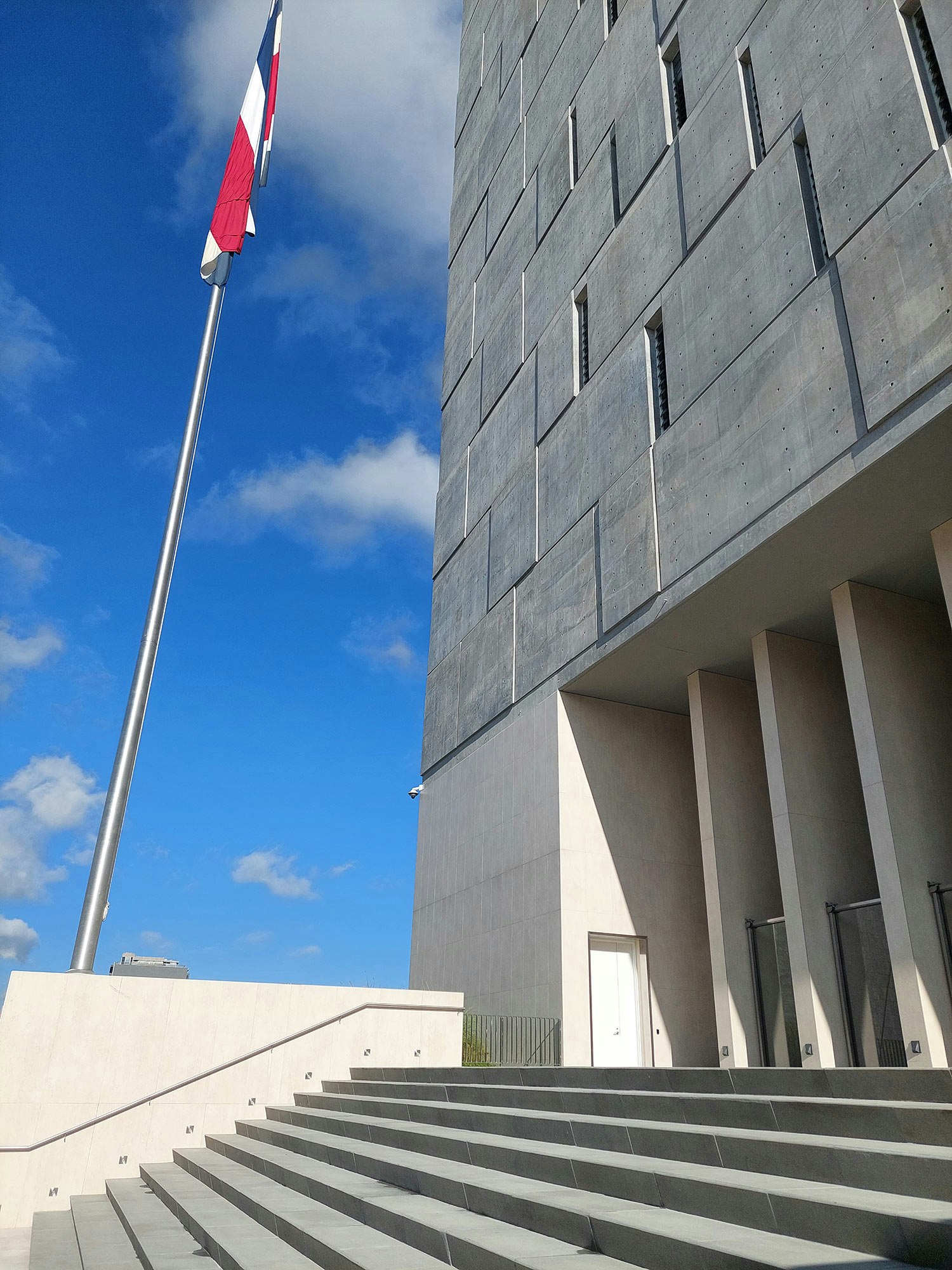 Dekton shapes the powerful façade of the Costa Rican Legislative ...