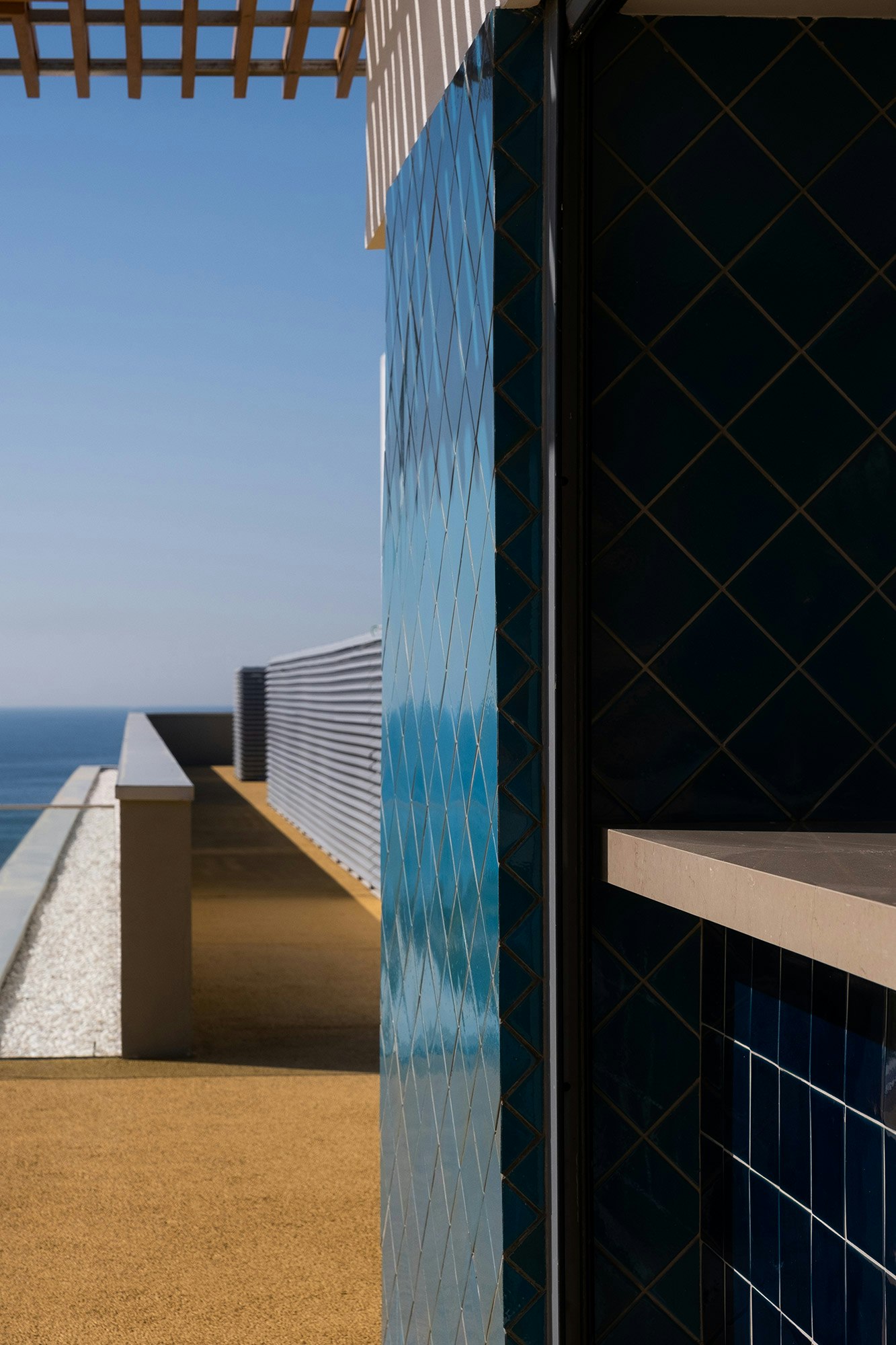 A business and leisure hotel that reflects the sea breeze through its ...