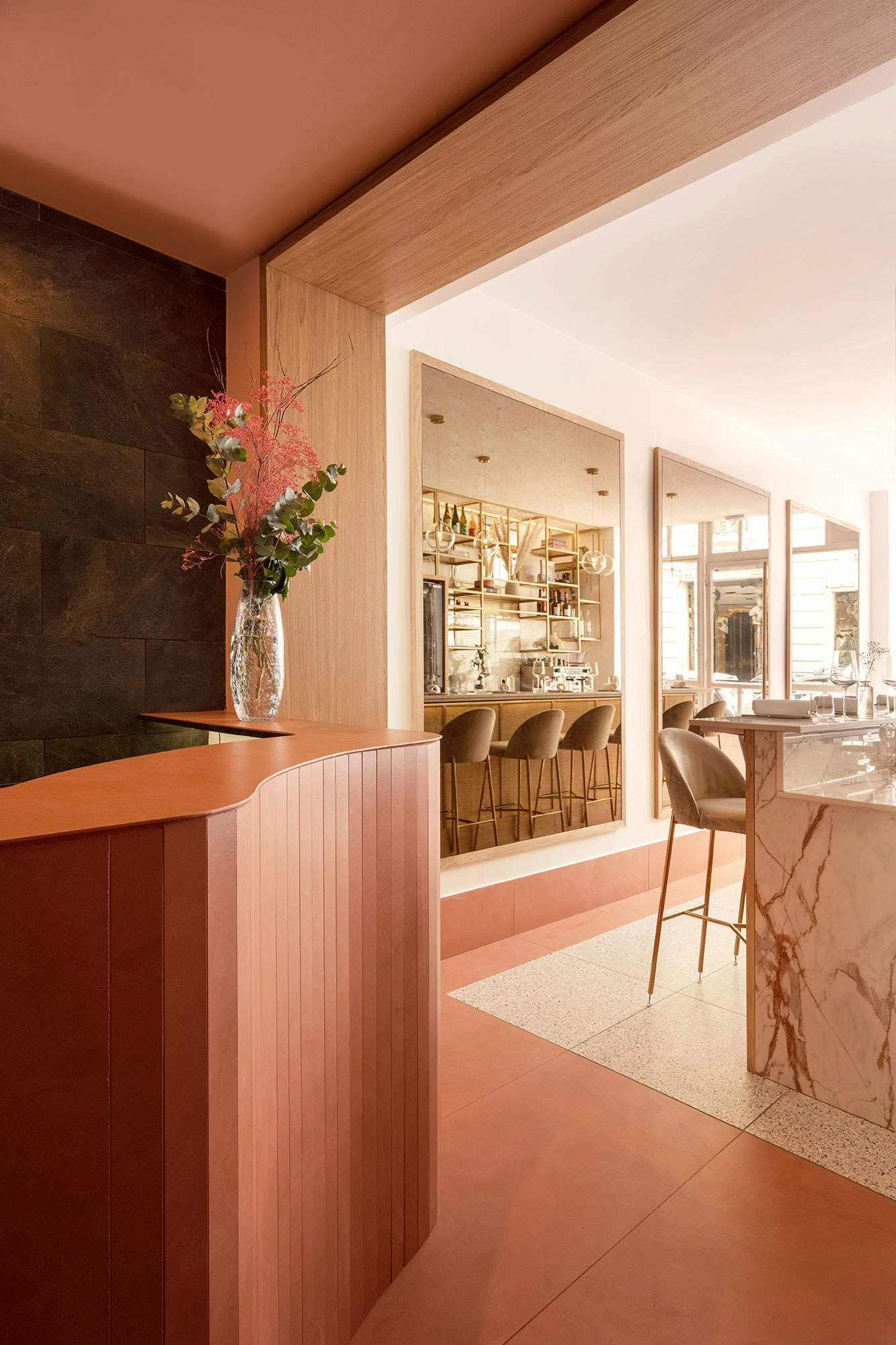 This renowned Parisian restaurant featuring Cosentino surfaces on its ...