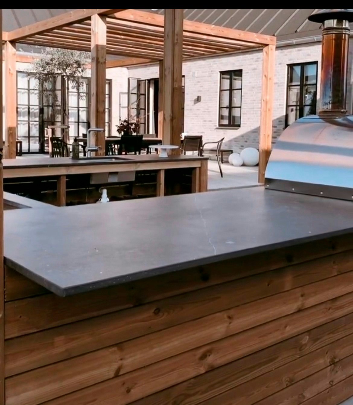 Outdoor Kitchen in spacious Patio with Dekton Fossil - Cosentino