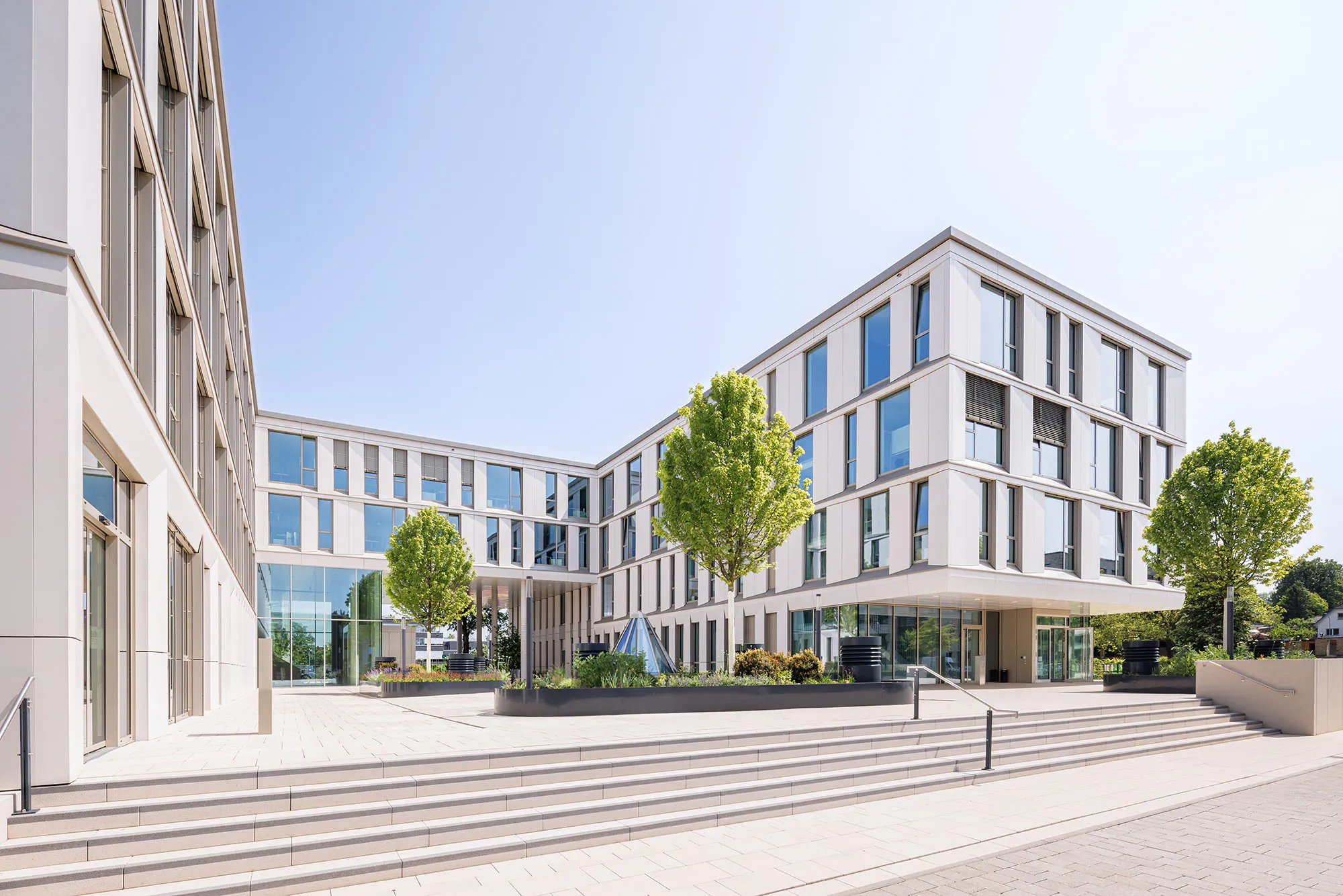 Only two façade elements (recessed windows and slanted Dekton panels ...