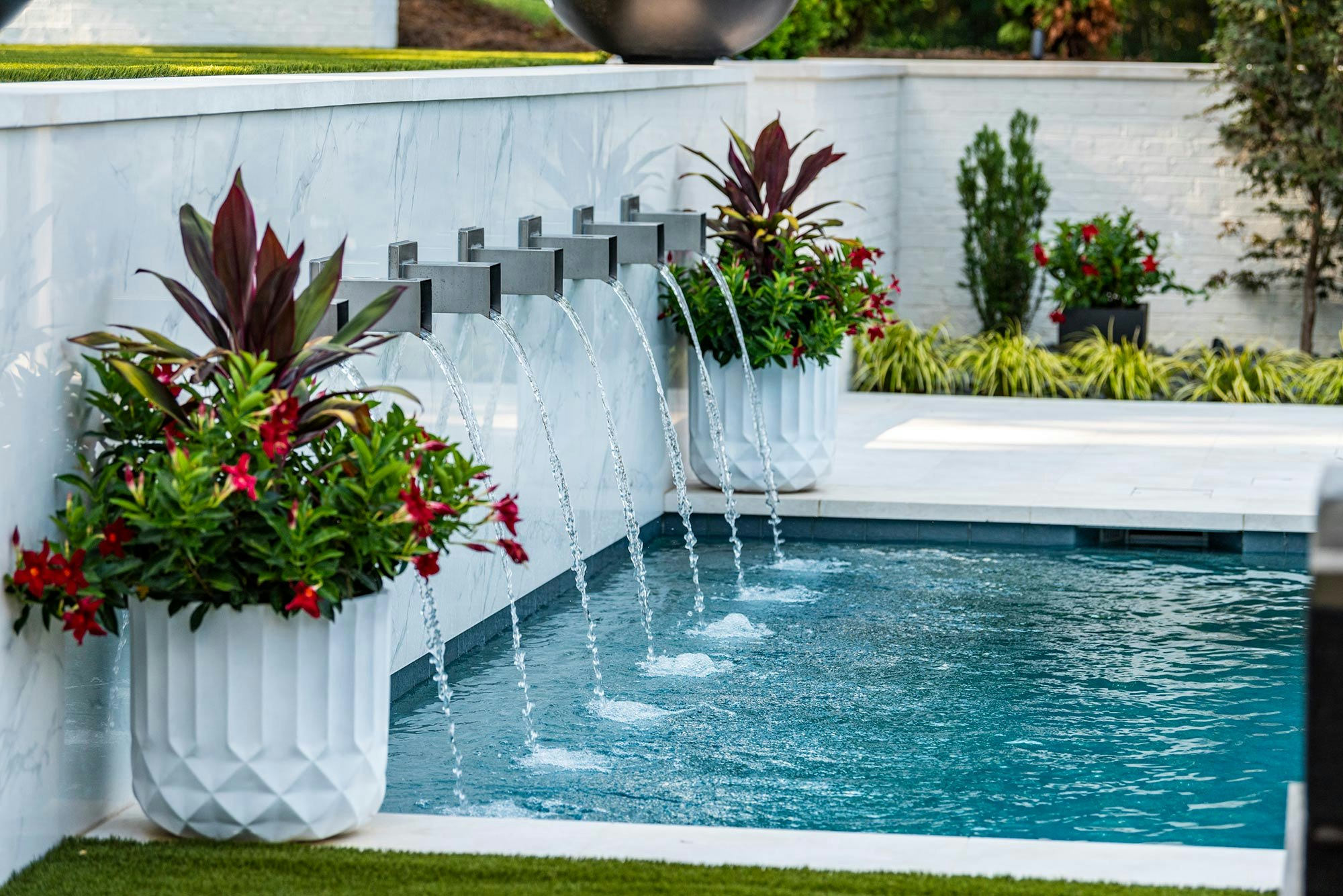 A summer paradise with a Dekton pool wrap - Cosentino