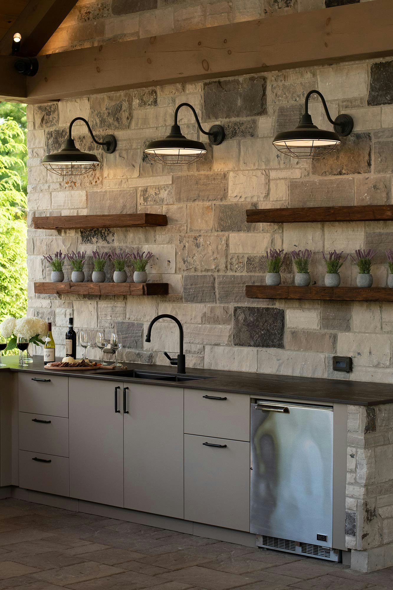 The perfect rustic outdoor kitchen with Dekton and Urban Bonfire ...