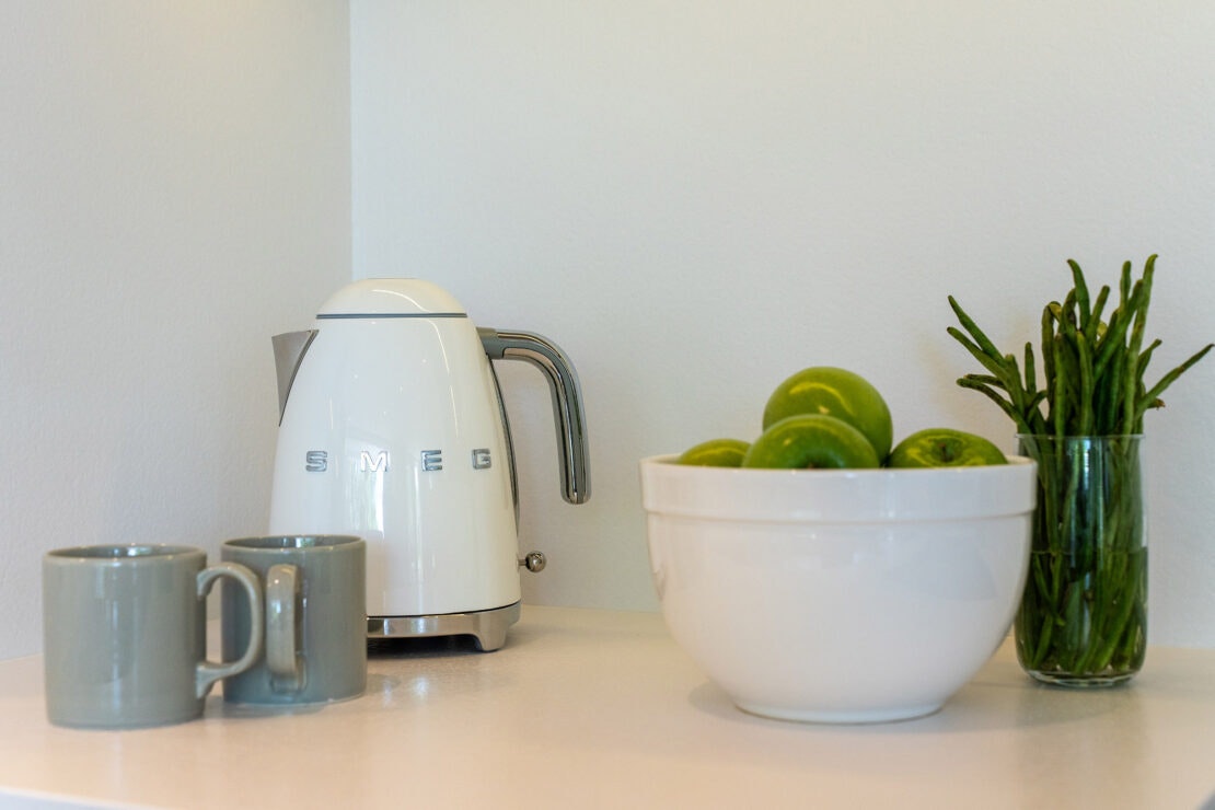 The calm of the Aegean Sea in the kitchen of the ‘Mykonos house’ thanks ...
