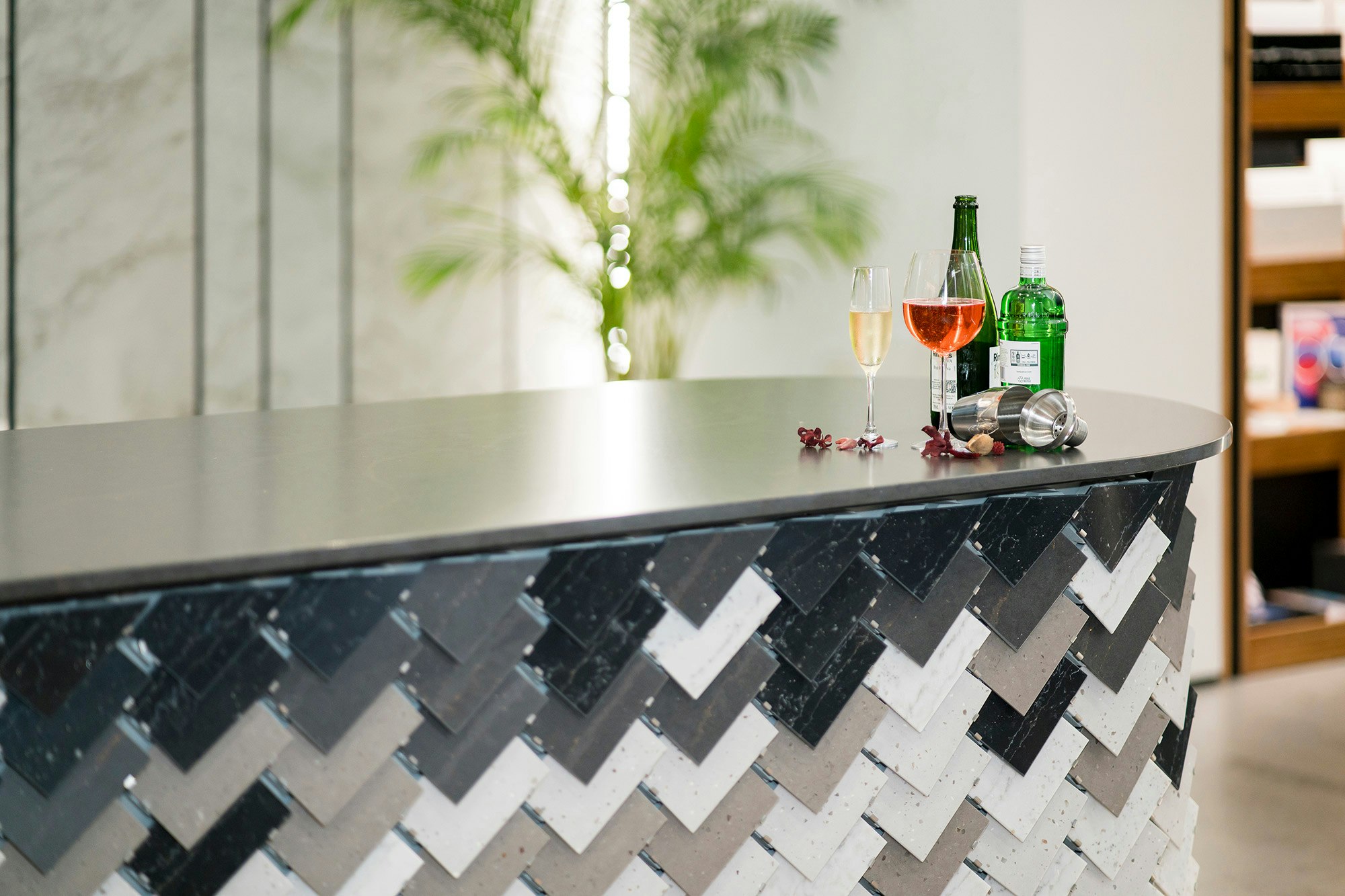 The spectacular three-meter bar created with Silestone Le Chic and ...